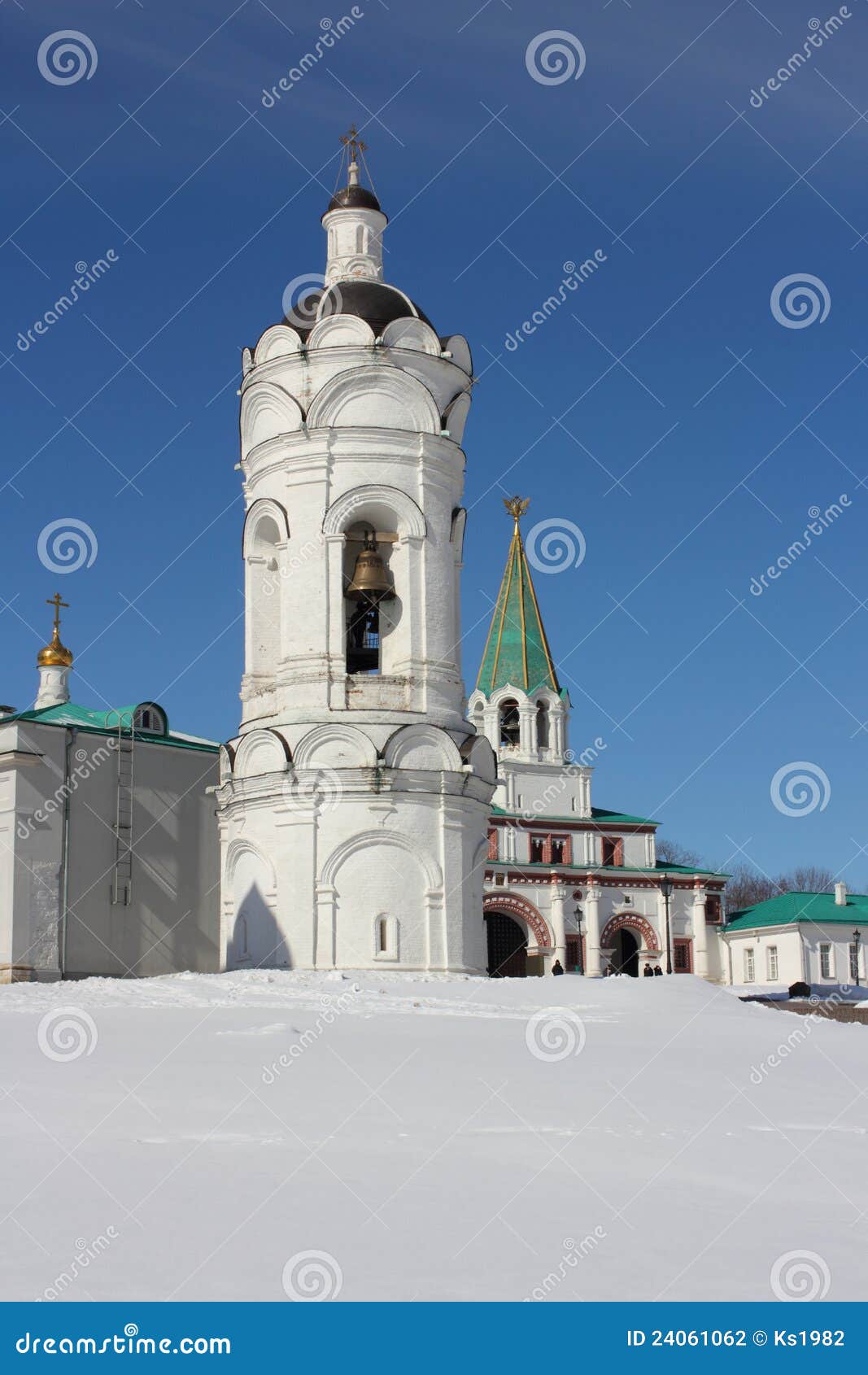 Campanario de una iglesia foto de archivo. Imagen de nieve - 24061062