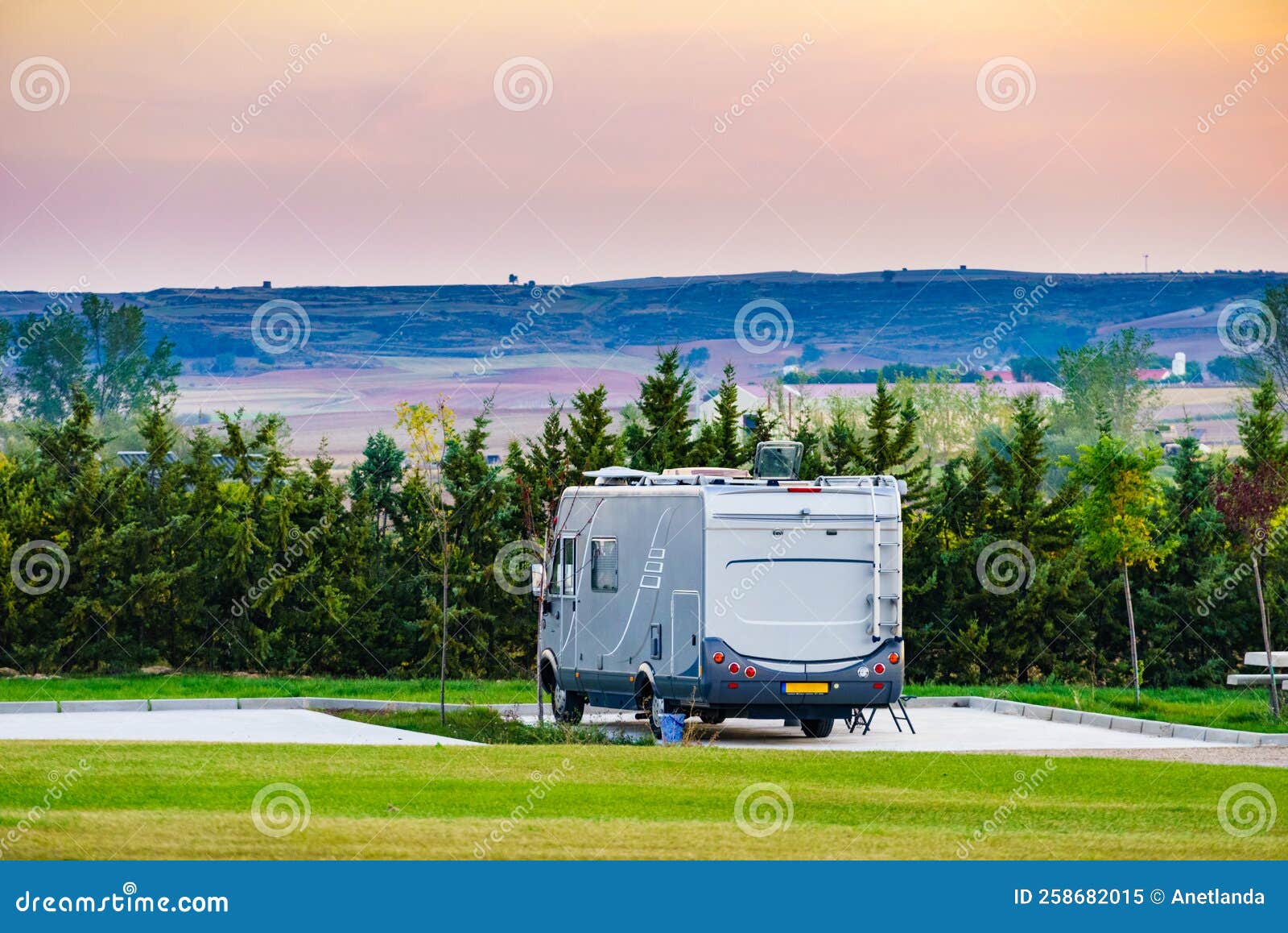 Camper Rv Camping En Camping Imagen de archivo - Imagen de aventura ...