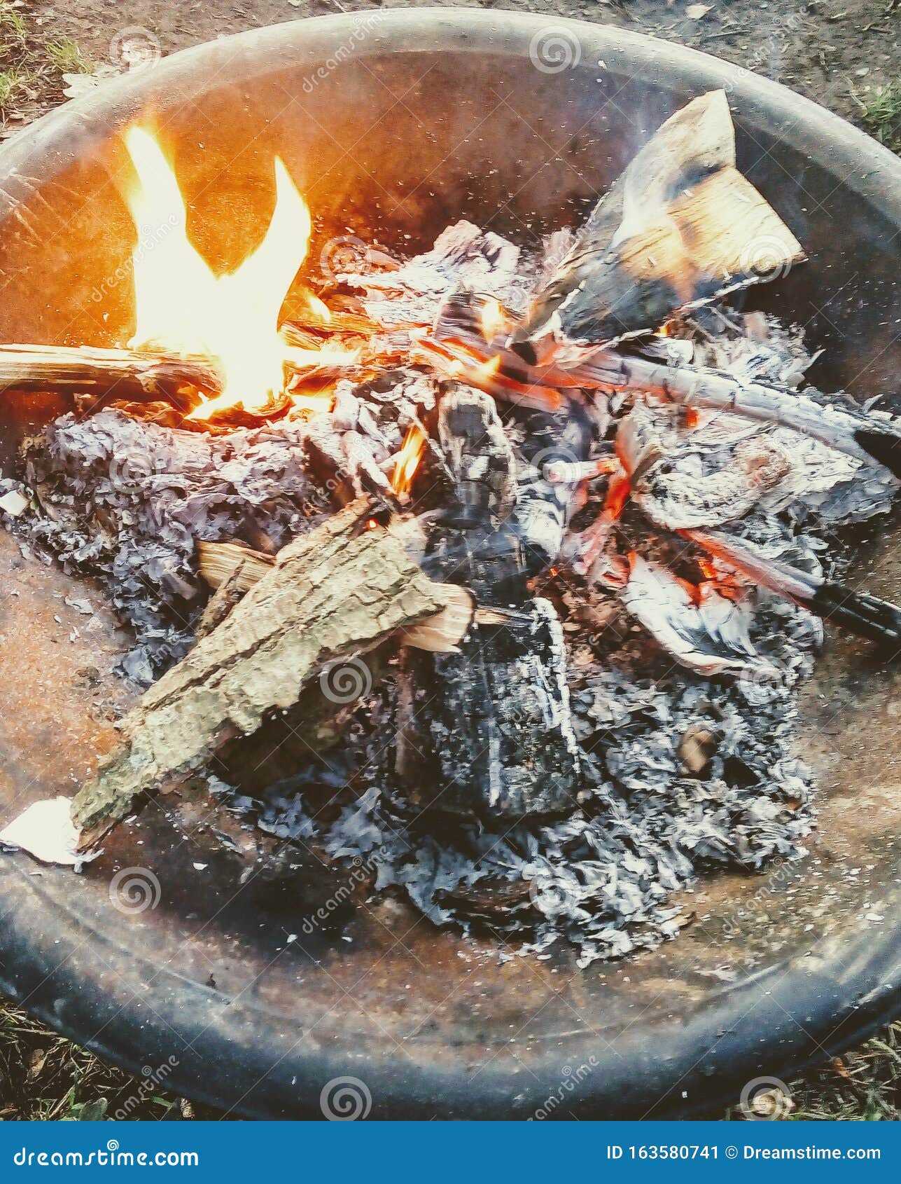 Campfire Log Camping stock image. Image of flames, logfire - 163580741