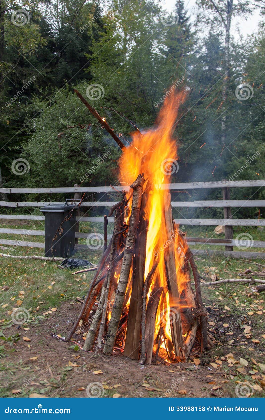 Campfire Royalty Free Stock Photos - Image: 33988158