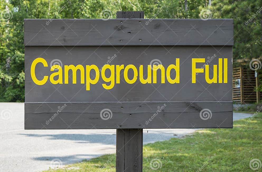 Campingplatz-Zeichen stockbild. Bild von nave, sommer - 43374855