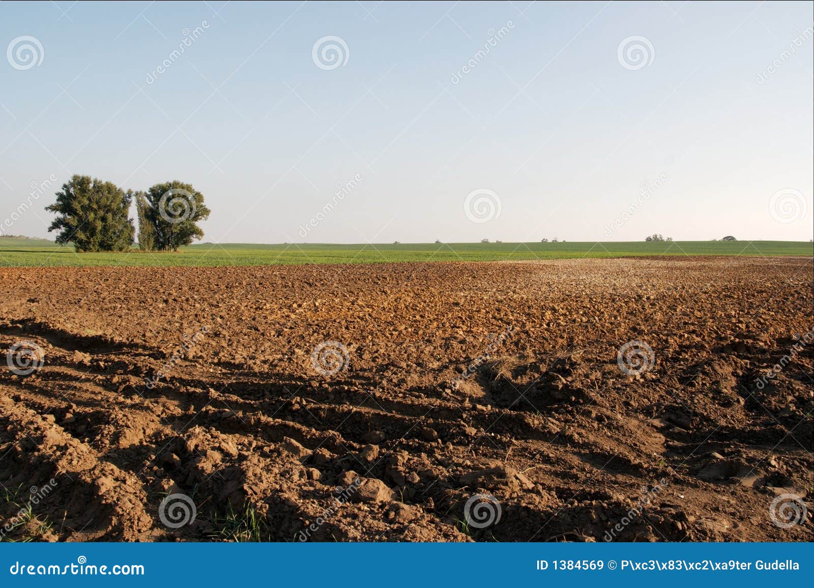 Campo arado imagen de archivo. Imagen de planicie, arado - 1384569