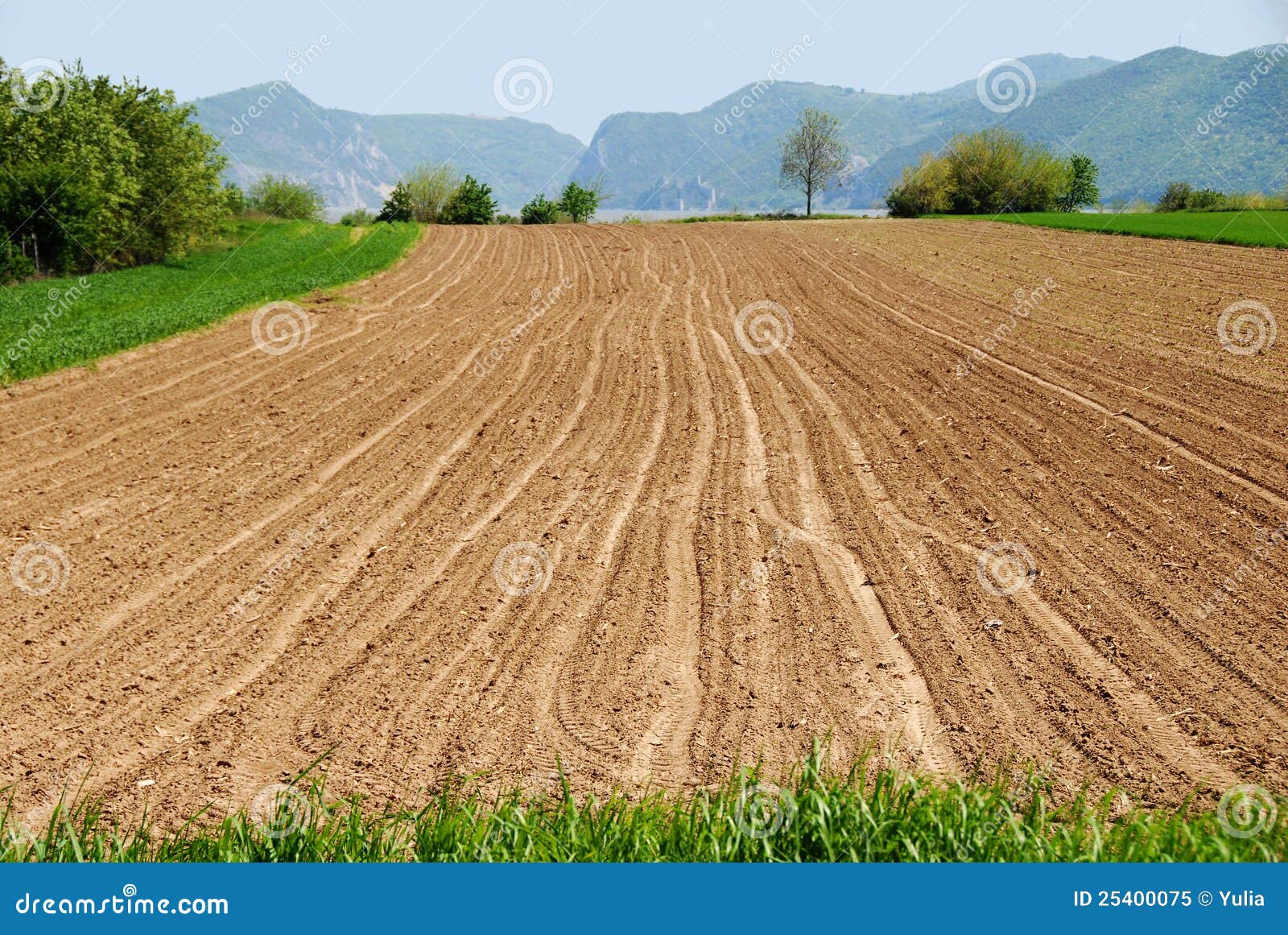 Campo arato immagine stock. Immagine di podere, aratro - 25400075