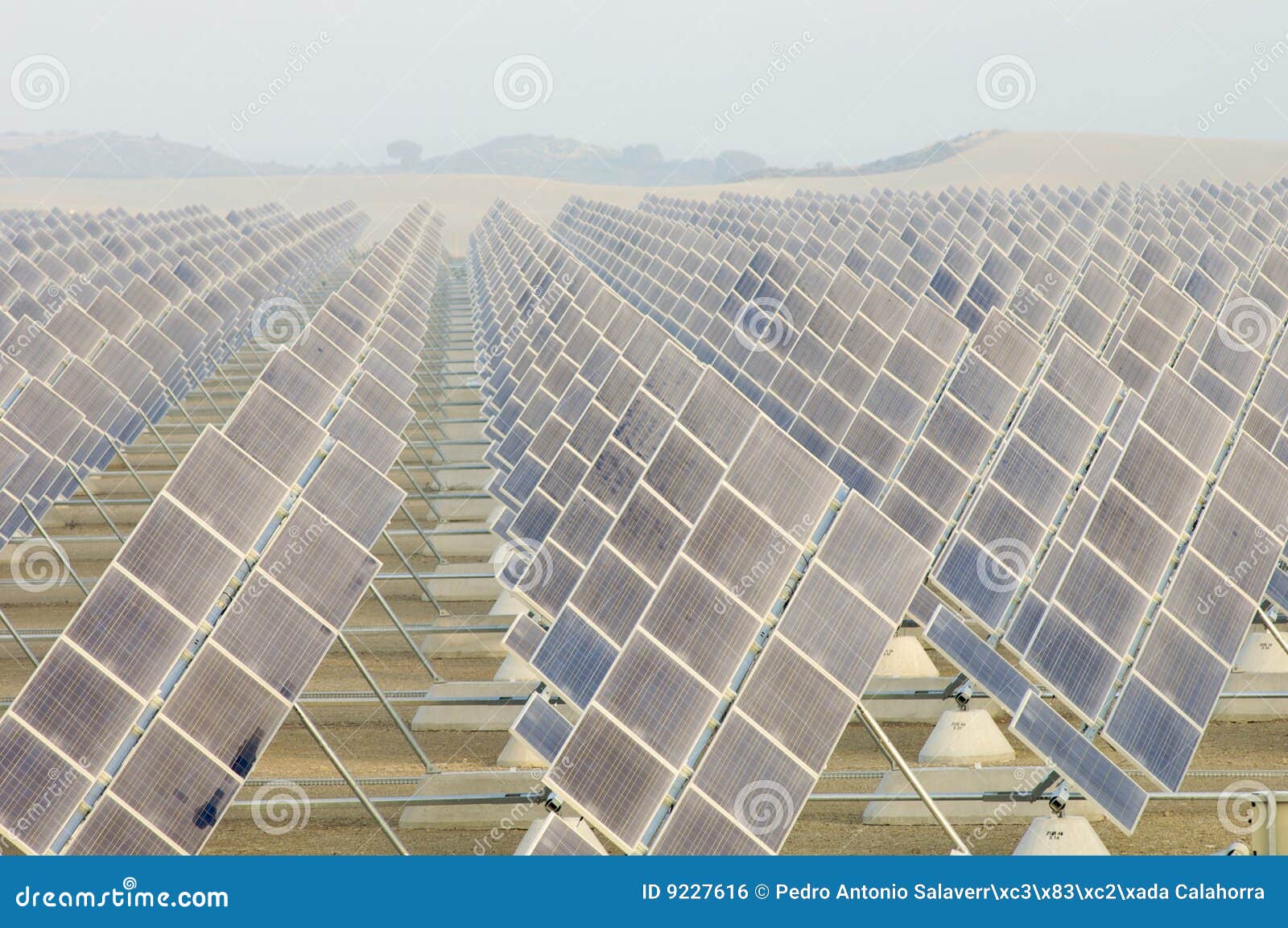 Campo da energia solar foto de stock. Imagem de atual - 9227616