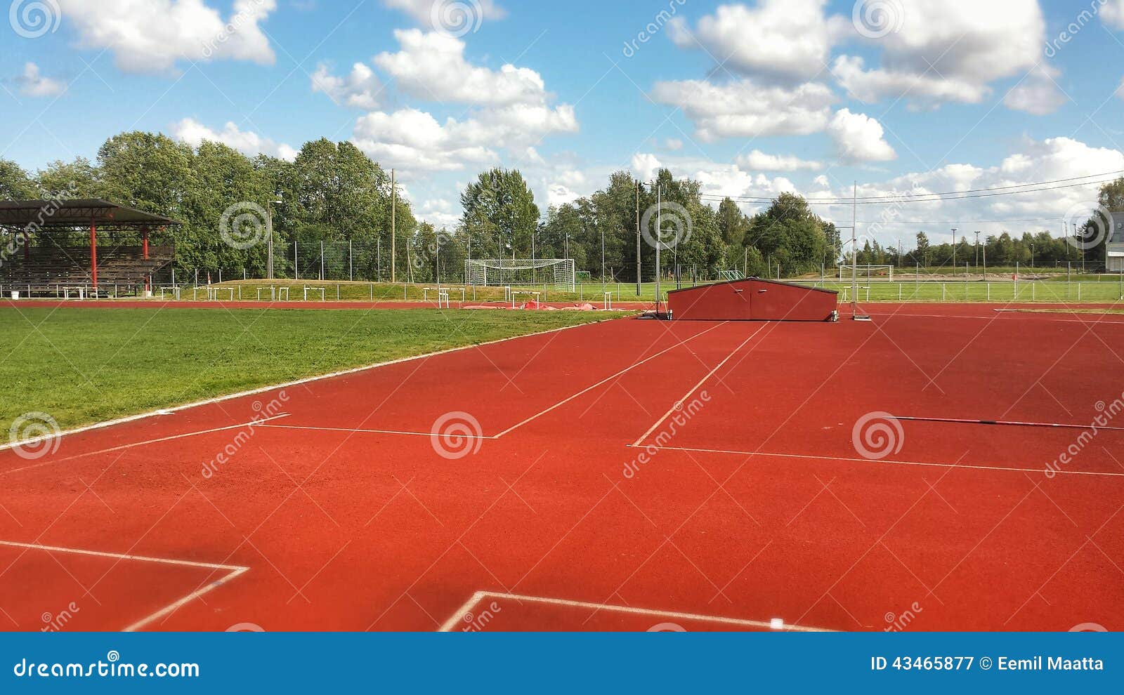 Campo De Esportes Do Atletismo Imagem de Stock - Imagem de nuvens ...