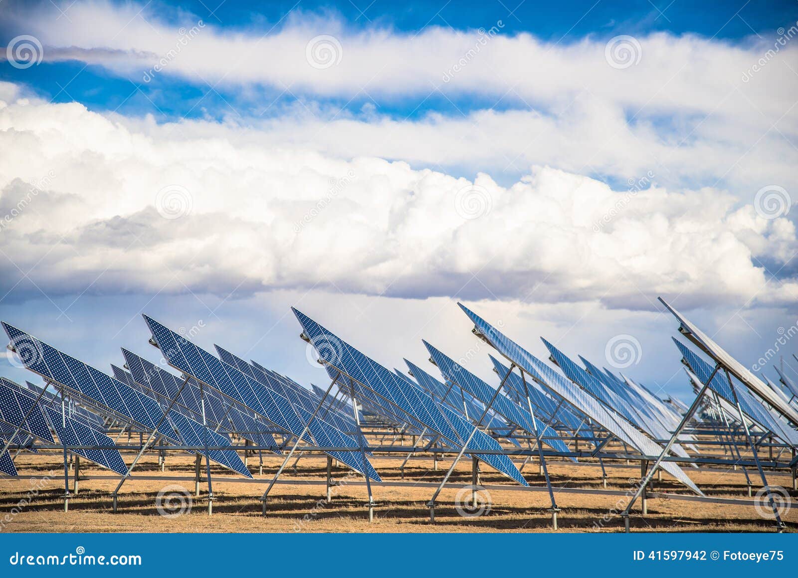 Campo Del Panel Solar En Desierto Foto de archivo - Imagen de genere ...