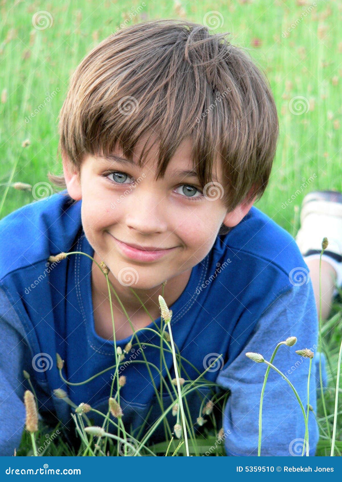 Campo Del Verde Azul De Little Boy Foto de archivo - Imagen de verde ...