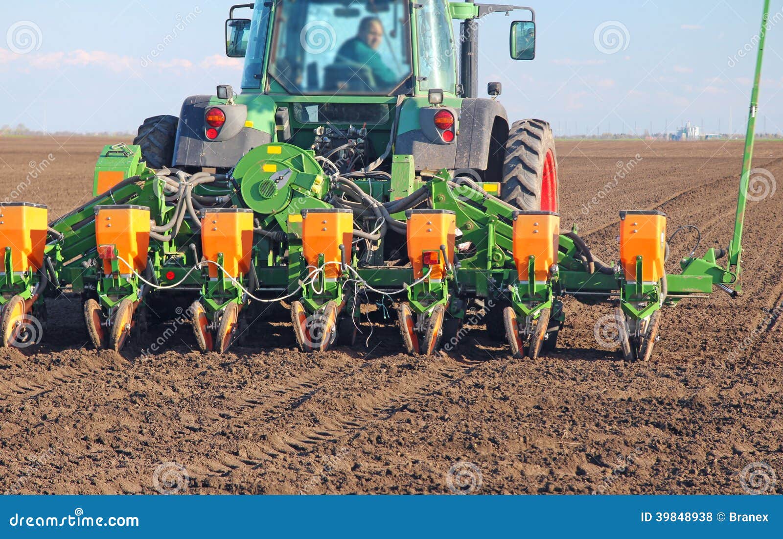 Campo Della Semina Del Trattore Fotografia Stock - Immagine di vangata ...