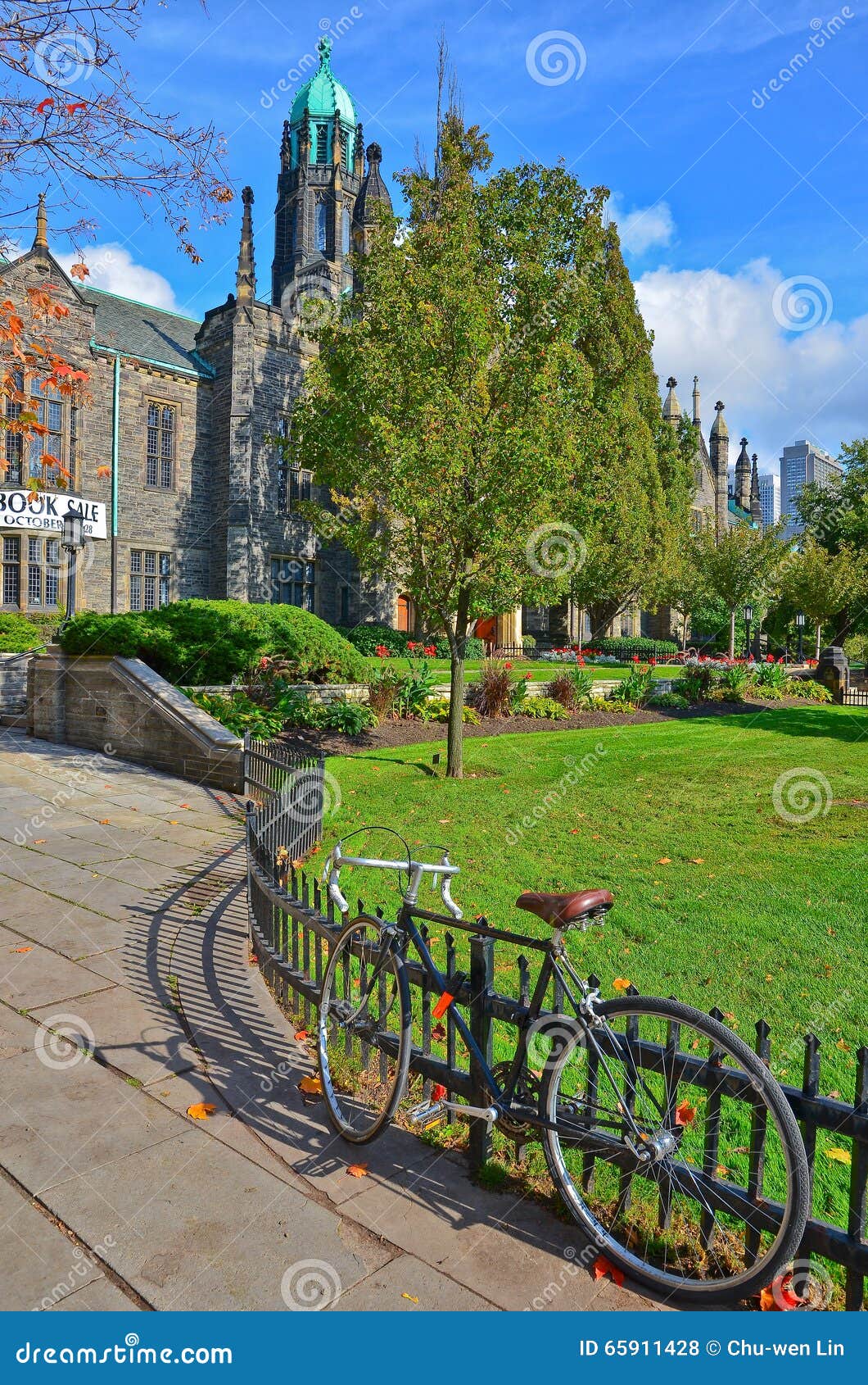 Campus of Toronto University in Autumn Editorial Stock Photo - Image of ...