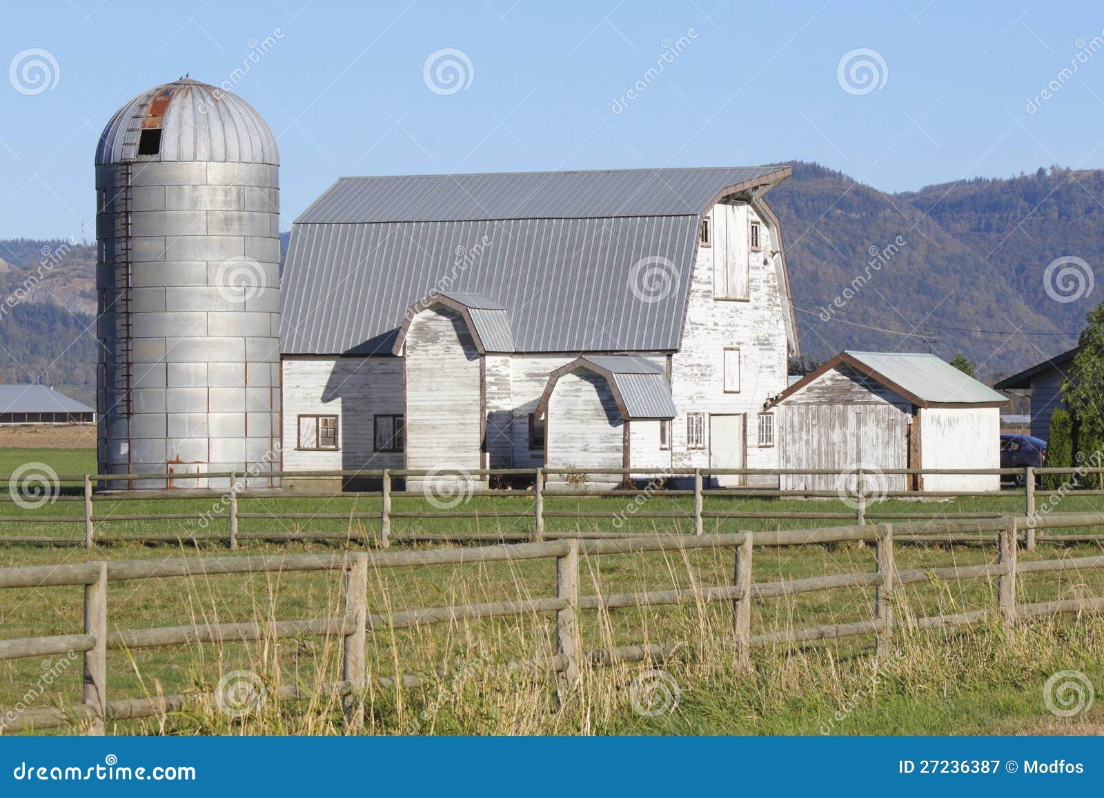 Canadian Barn and Silo stock image. Image of mainland - 27236387