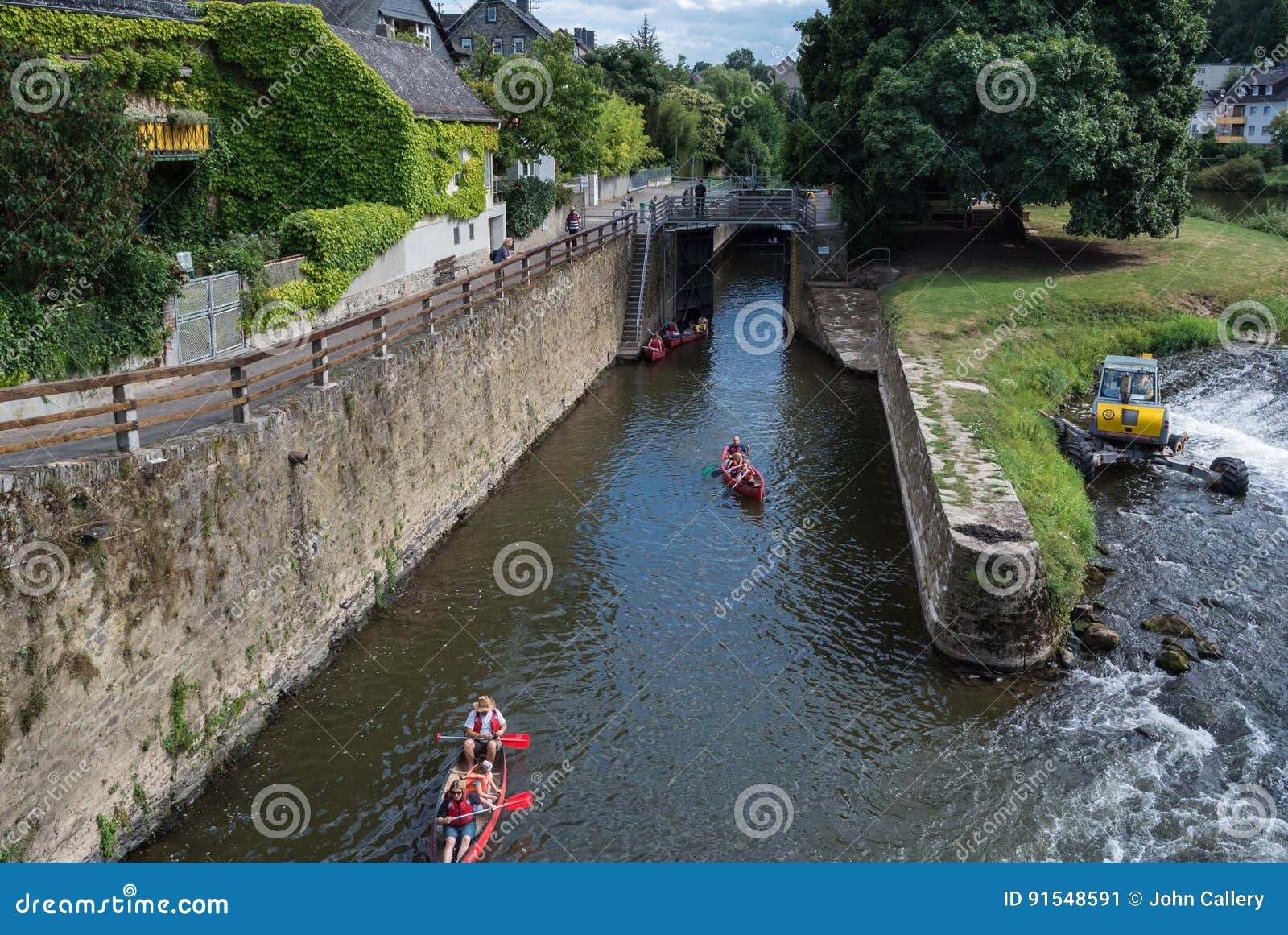 Canal Canoeing editorial photo. Image of canoe, canal - 91548591
