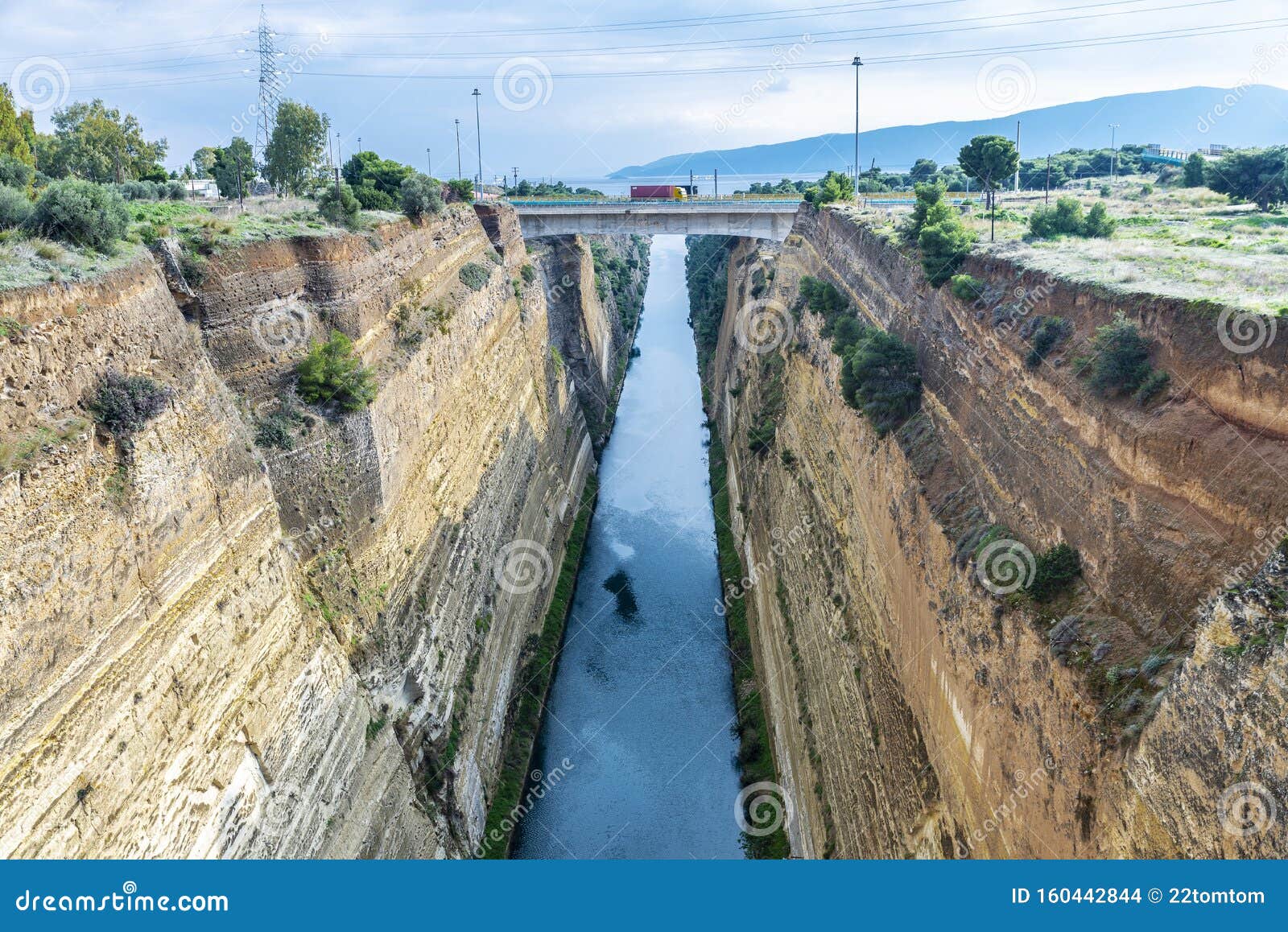 Canal De Corinto En El Istmo De Corinto, Grecia Foto de archivo ...