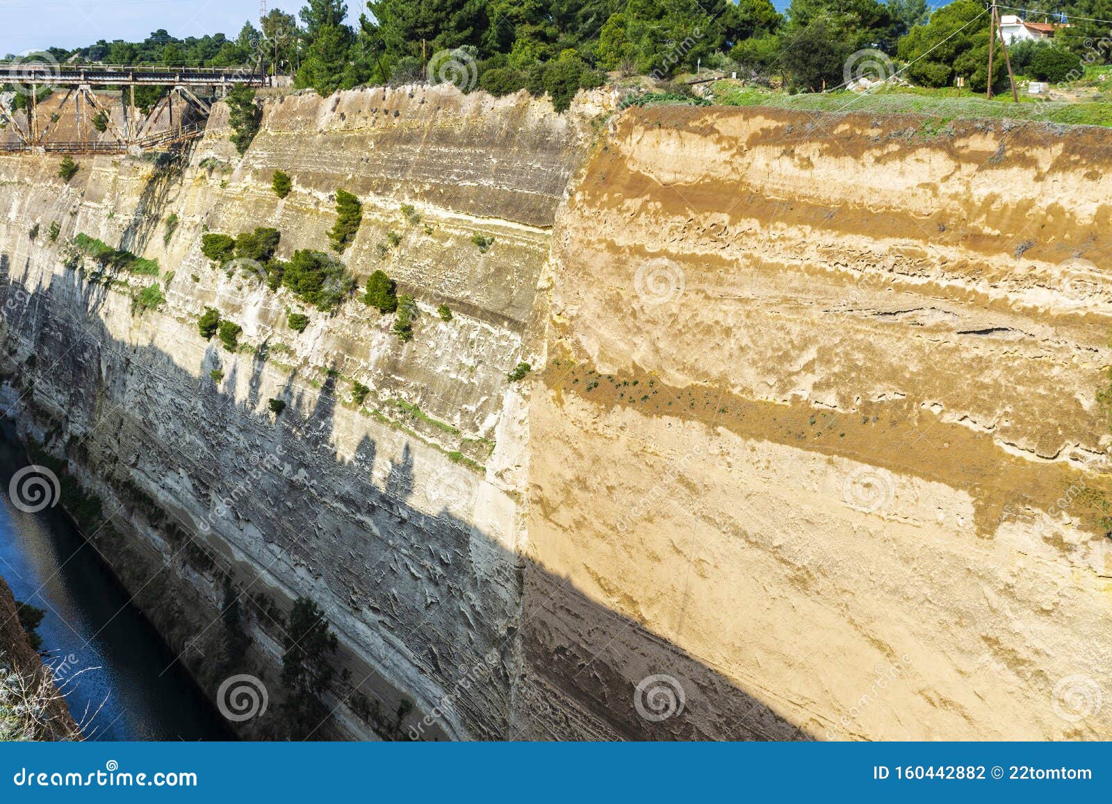 Canal De Corinto En El Istmo De Corinto, Grecia Foto de archivo ...