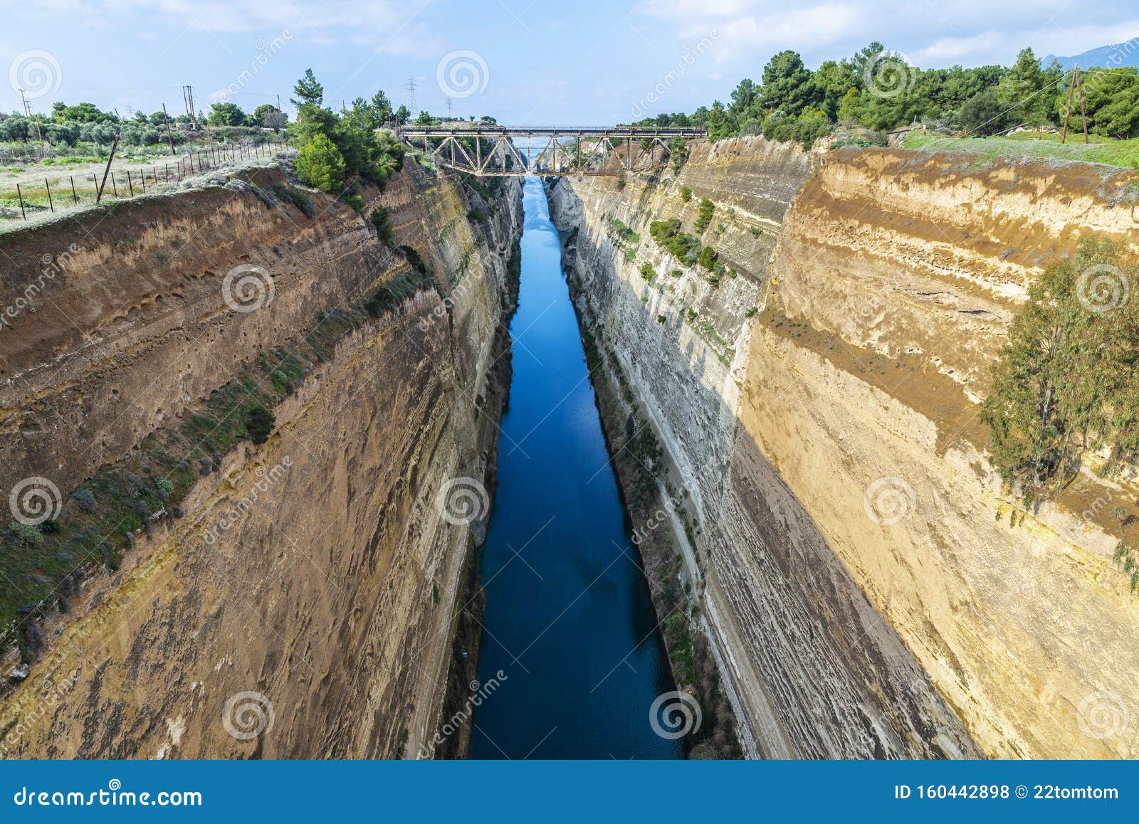 Canal De Corinto En El Istmo De Corinto, Grecia Foto de archivo ...