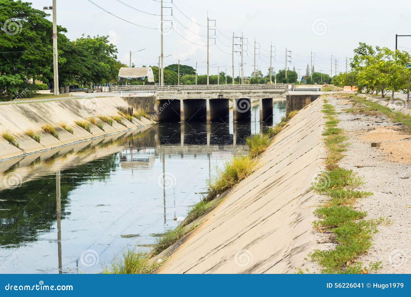 Canal de drenar el agua imagen de archivo. Imagen de ambiente - 56226041