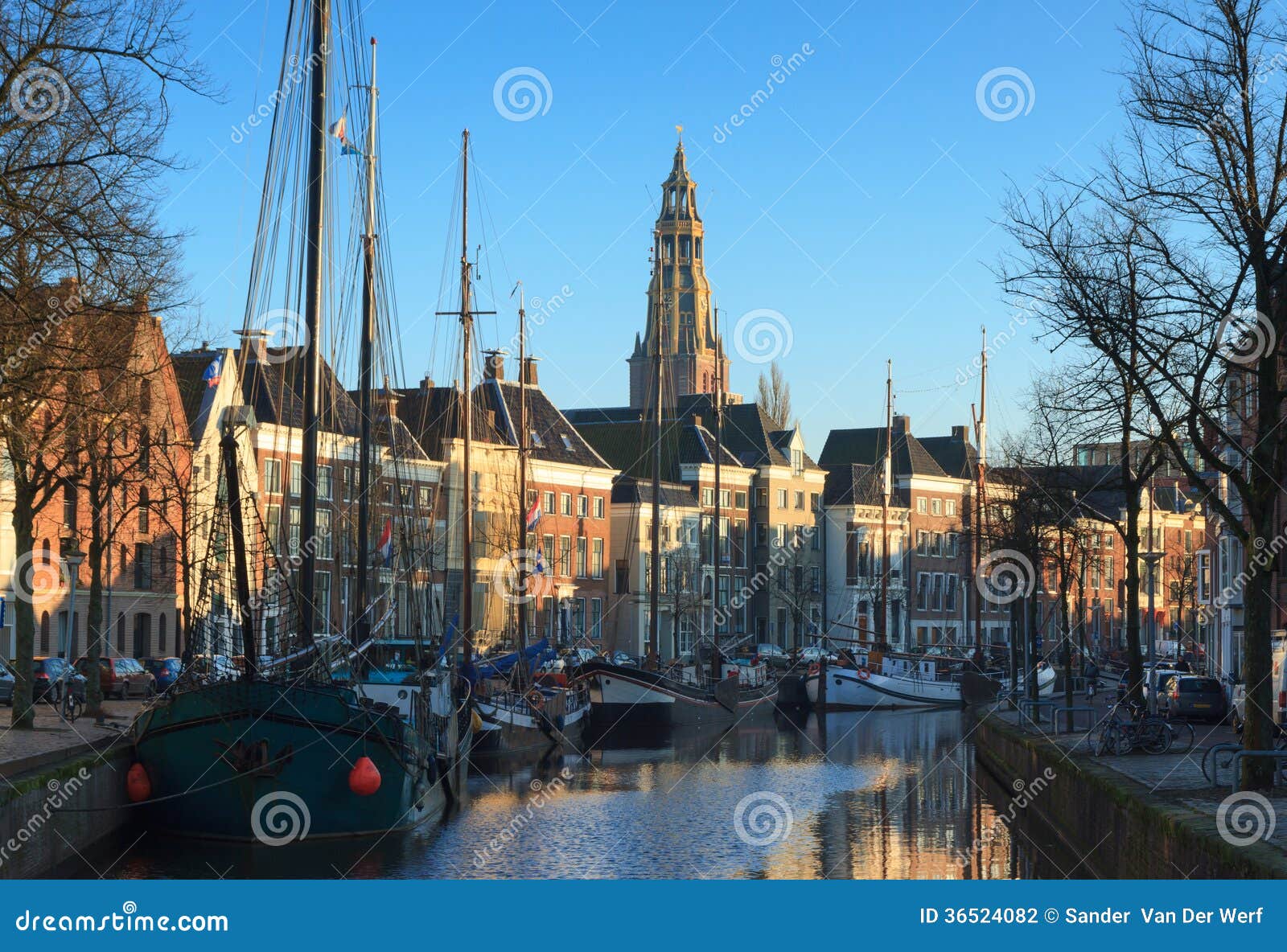 Canal en Groninga foto de archivo. Imagen de marina, turismo - 36524082