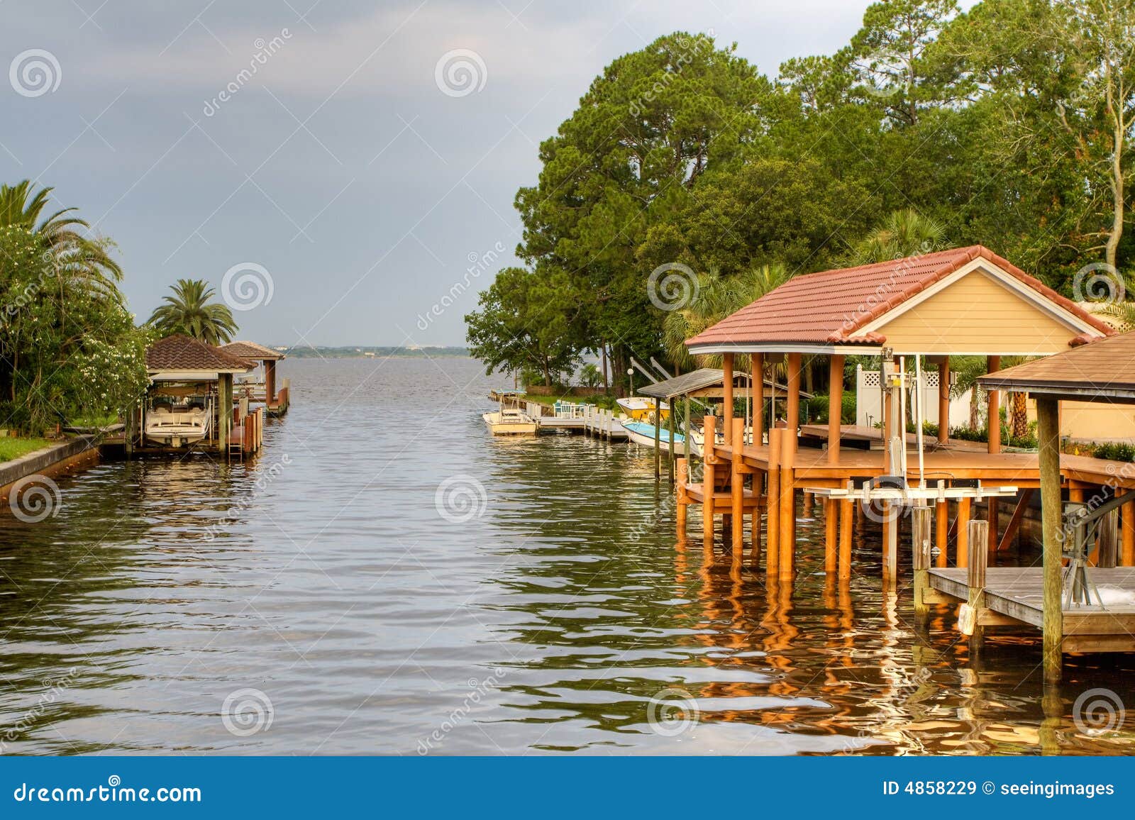 Canal, muelles, y río imagen de archivo. Imagen de motora - 4858229