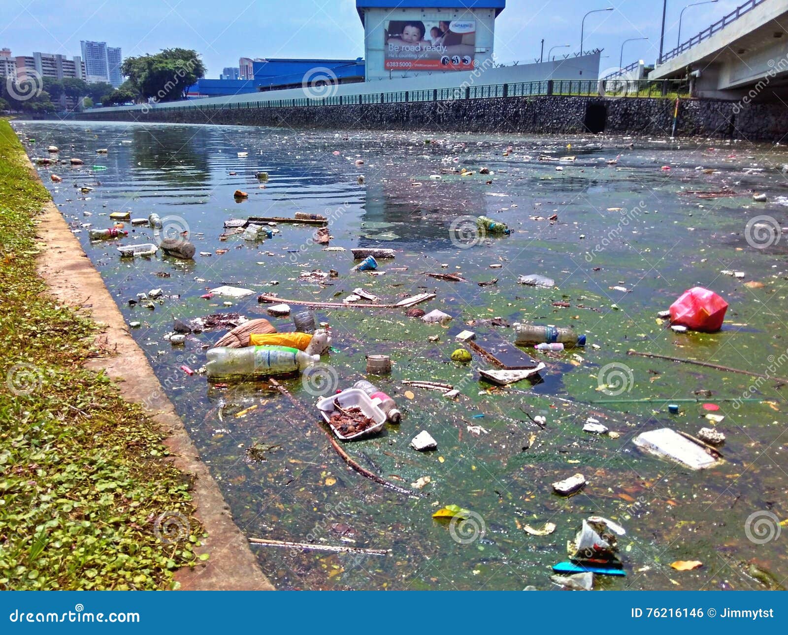 Canal pollué de rivière photo éditorial. Image du salir - 76216146
