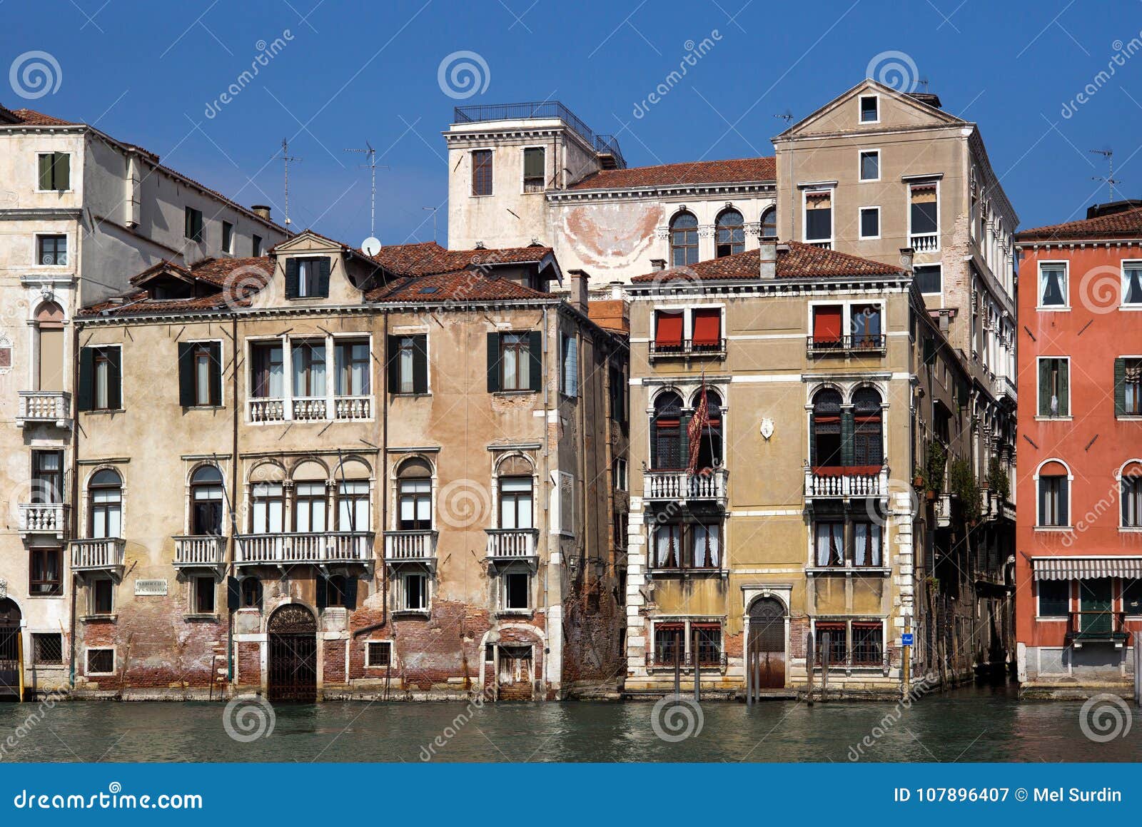 Canal Y Edificio De Venecia Que Alinean La Costa Fotografía editorial - Imagen de paisaje ...