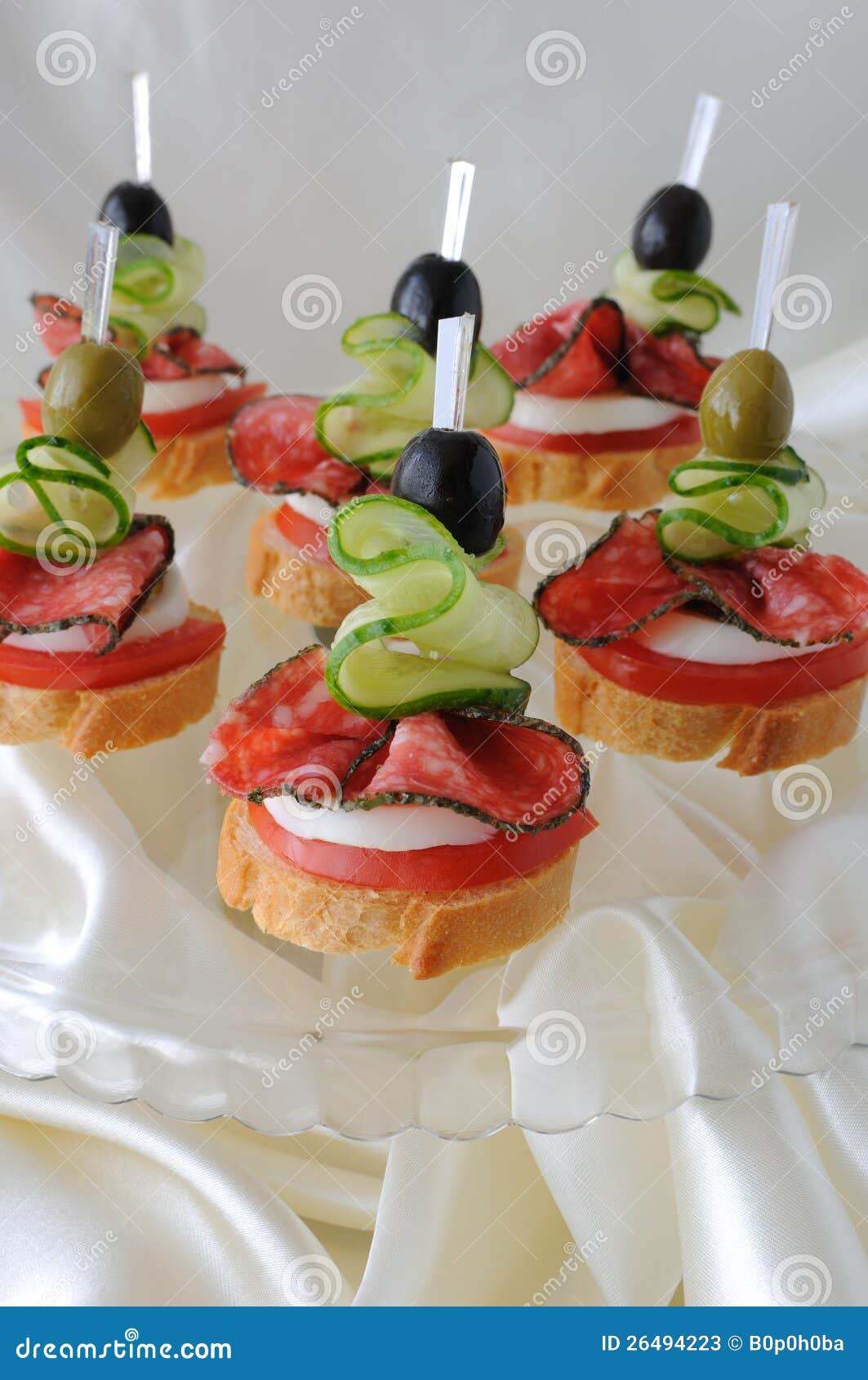 Canapés mit Salami stockbild. Bild von dekor, scheibe - 26494223