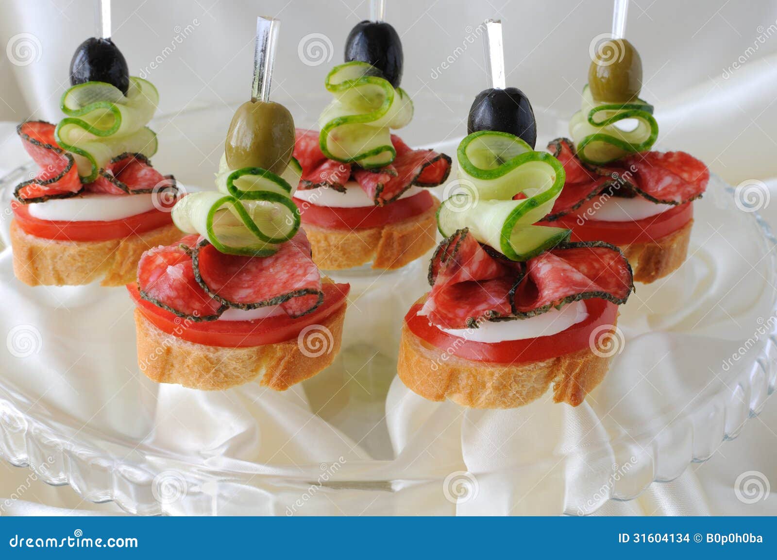 Canapés mit Salami stockfoto. Bild von kochen, feinschmecker - 31604134