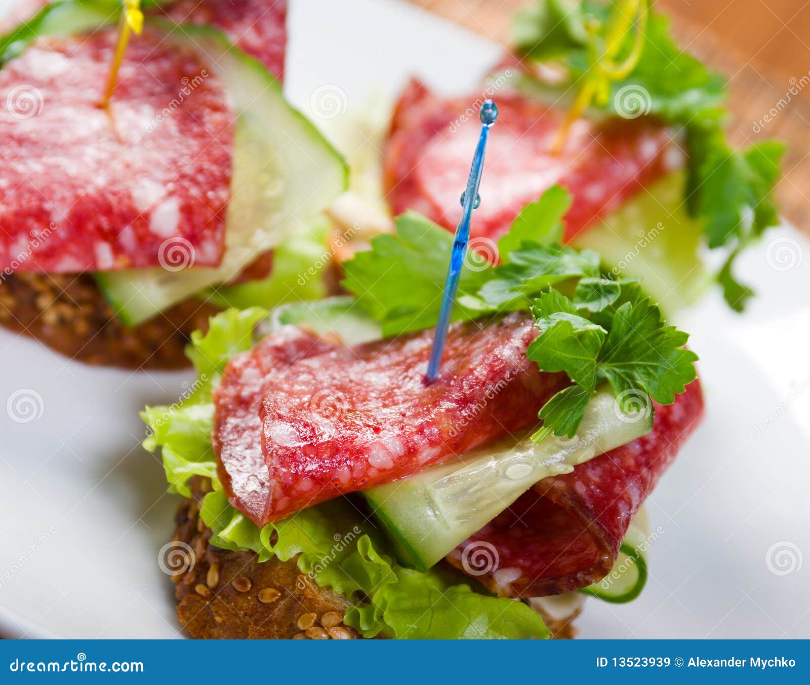 Canape avec le salami et image stock. Image du apéritif - 13523939