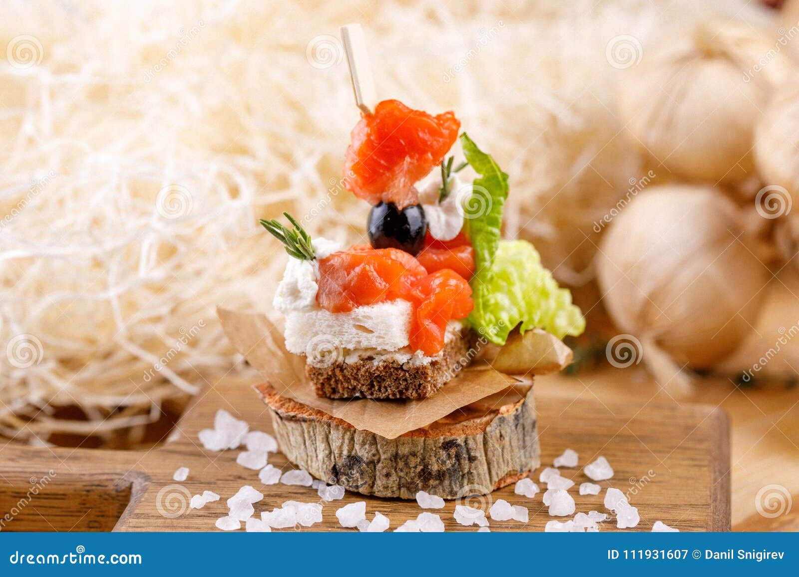 Canape Mit Lachsen Auf Einem Schnittholz Rustic Stockbild - Bild von ...