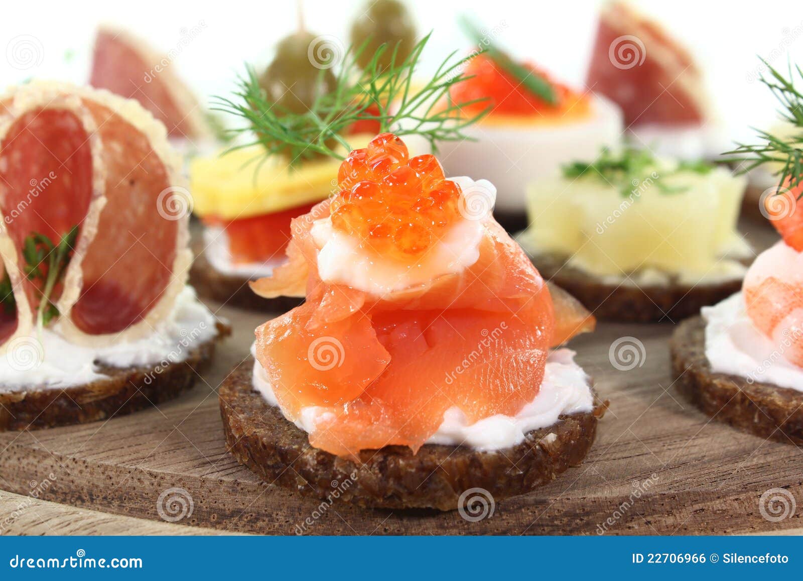 Canapes foto de archivo. Imagen de centeno, aperitivos - 22706966