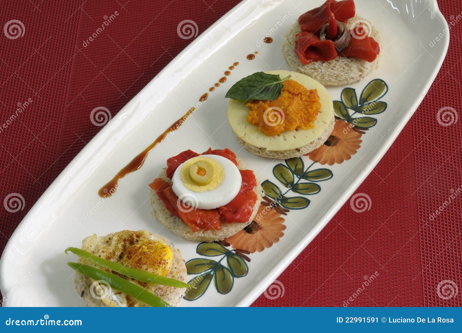 Canapes Com Ovos, Pimentas E Pasta Imagem de Stock - Imagem de italiano ...