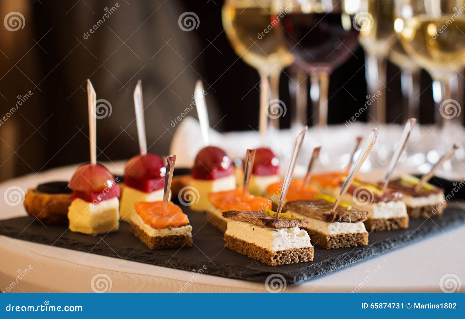 Canapes En La Tabla De Comida Fría Imagen de archivo - Imagen de ...