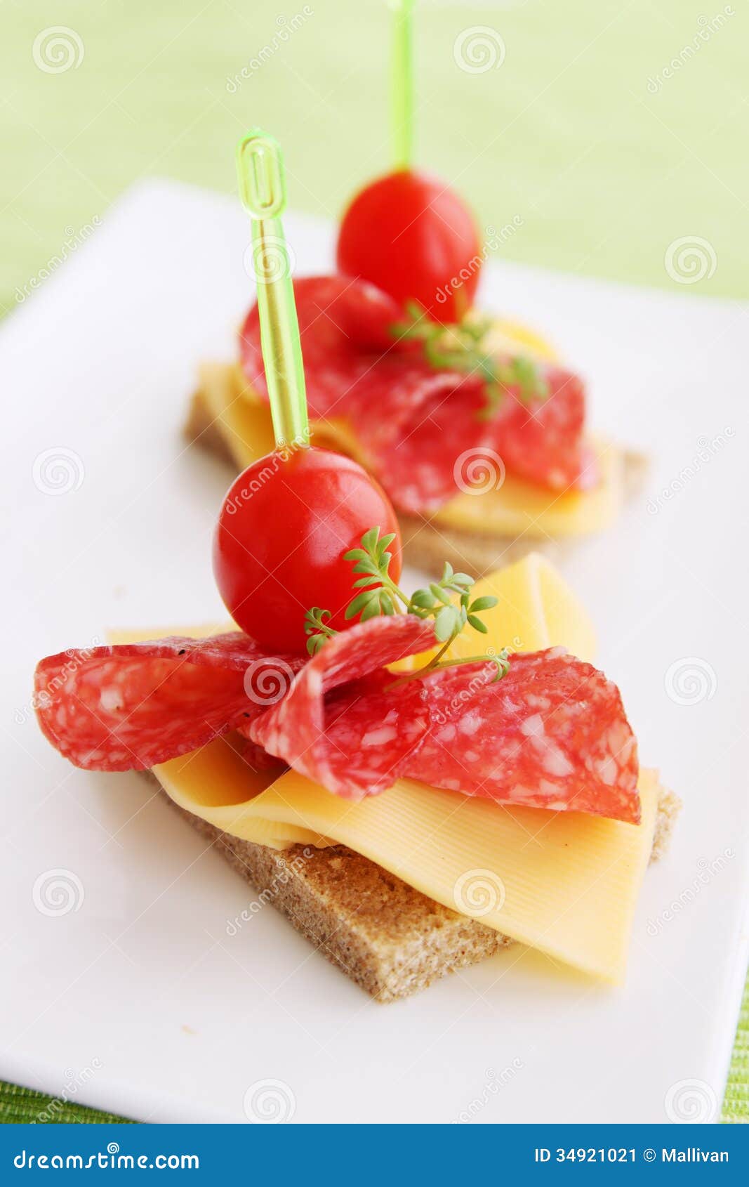 Canapes mit Salami stockbild. Bild von feinschmecker - 34921021