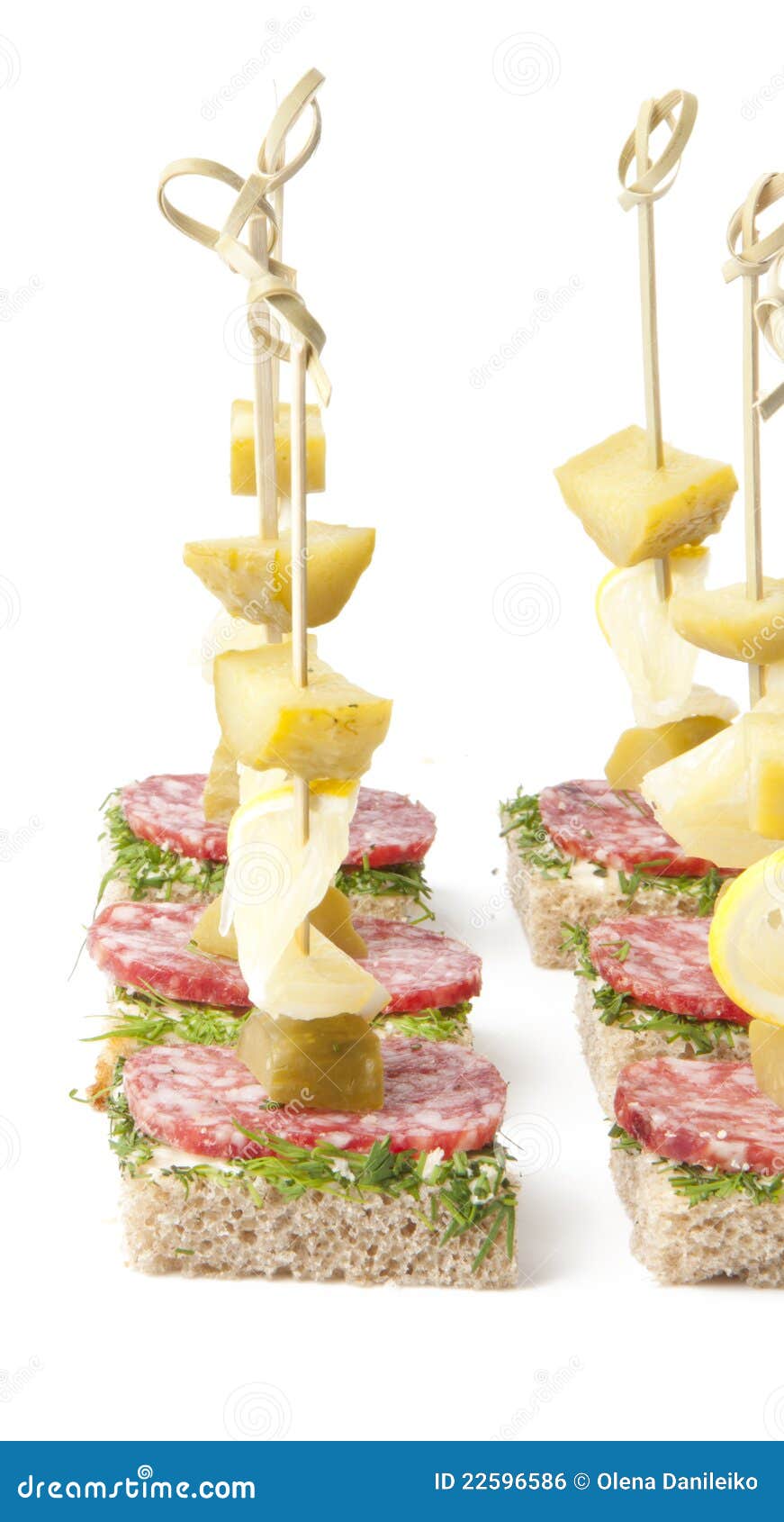 Canapes skewers zdjęcie stock. Obraz złożonej z izolujący - 22596586