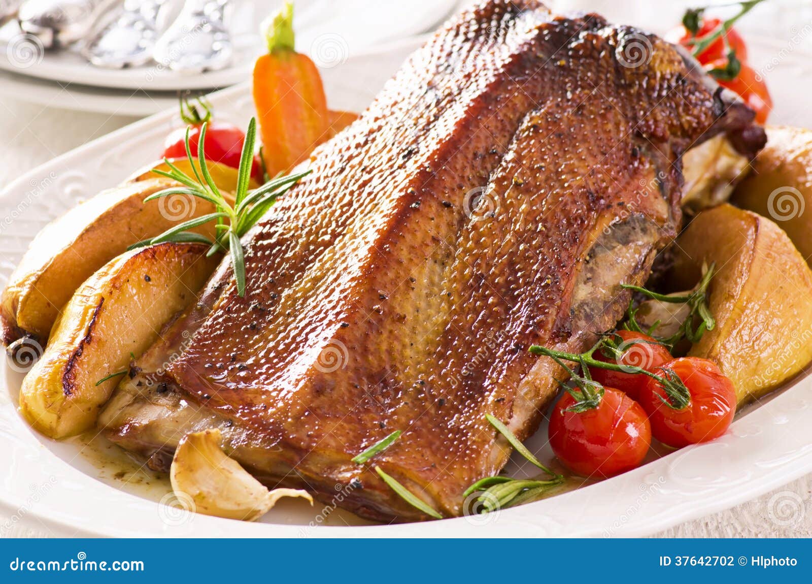 Canard Rôti Avec Des Pommes De Terre Photo stock - Image du décoré ...