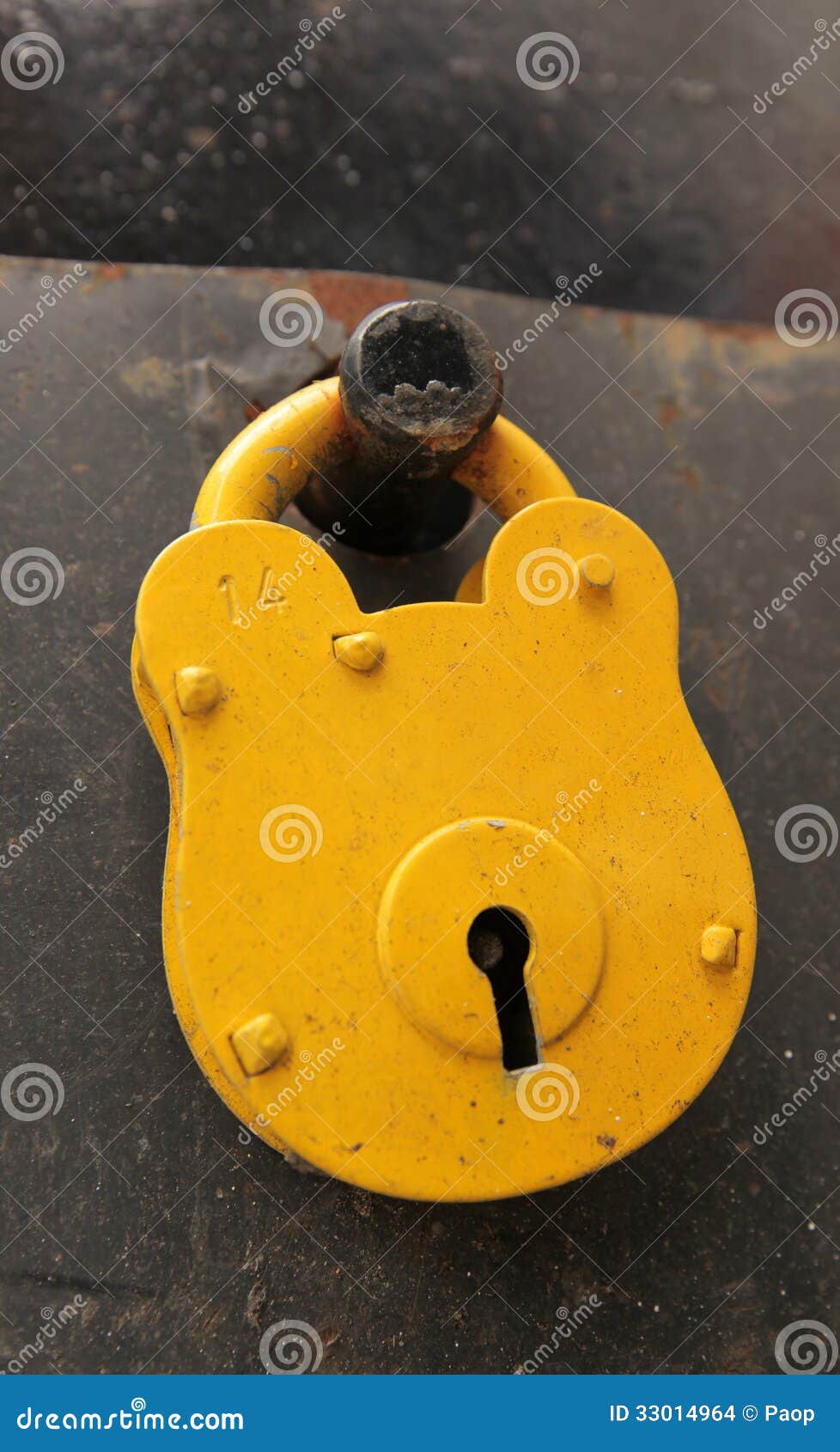 Candado amarillo foto de archivo. Imagen de casero, hierro - 33014964