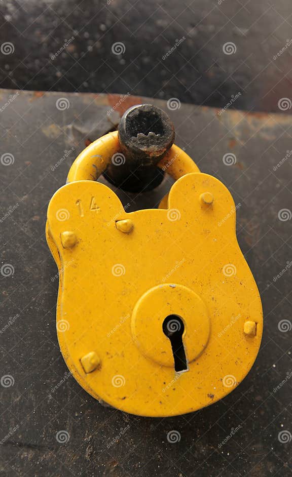 Candado amarillo foto de archivo. Imagen de casero, hierro - 33014964