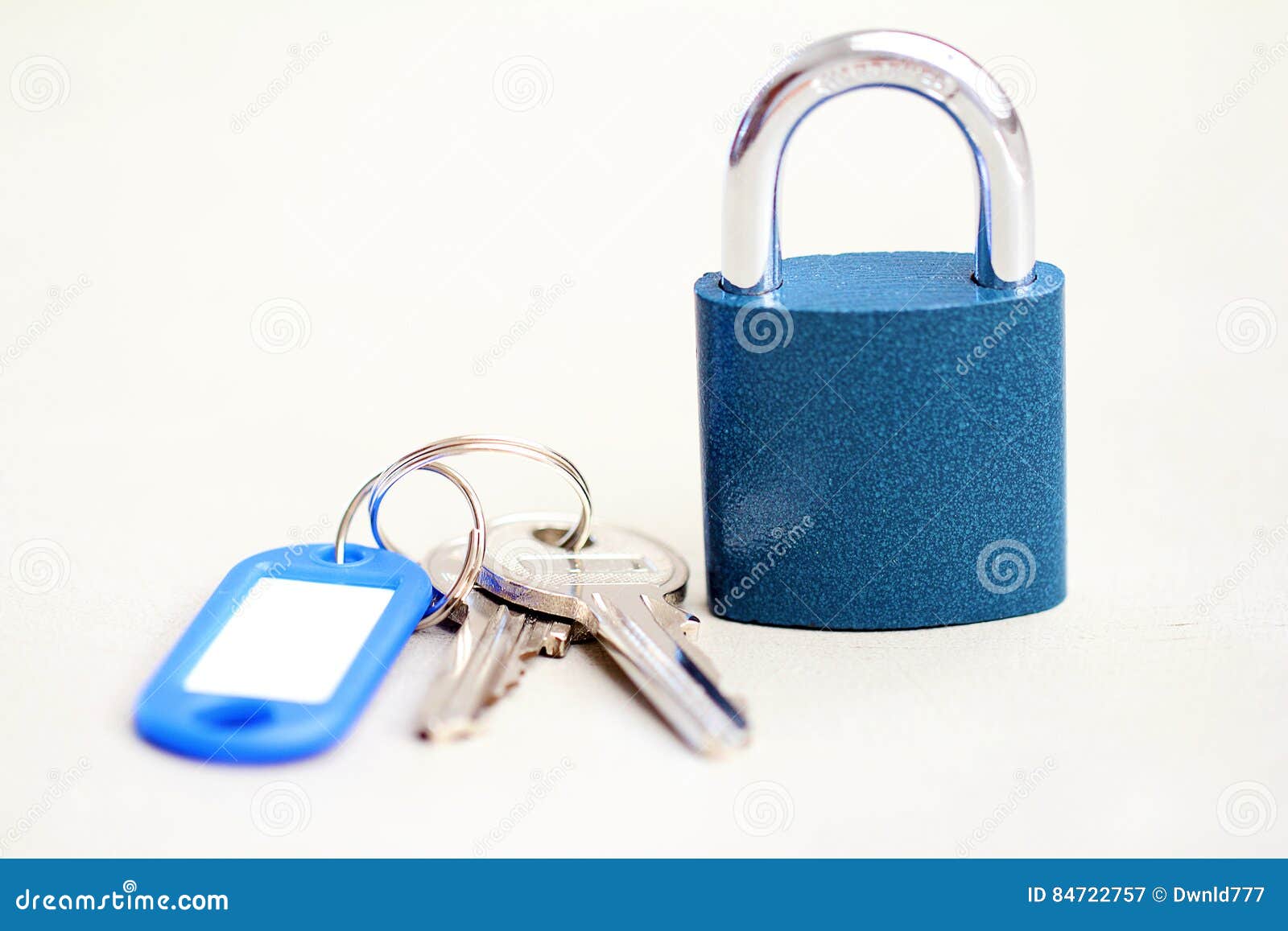 Candado azul con llaves imagen de archivo. Imagen de primer - 84722757