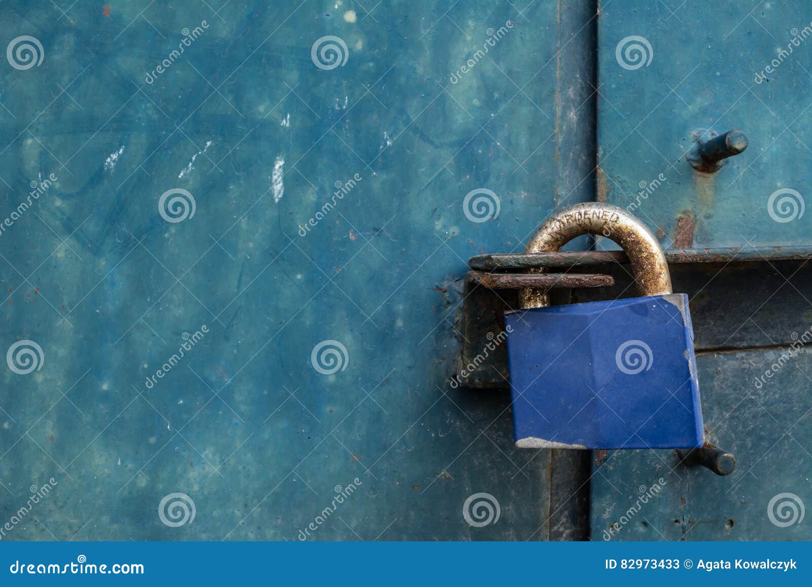 Candado Azul En La Puerta De Acero Imagen de archivo - Imagen de ...