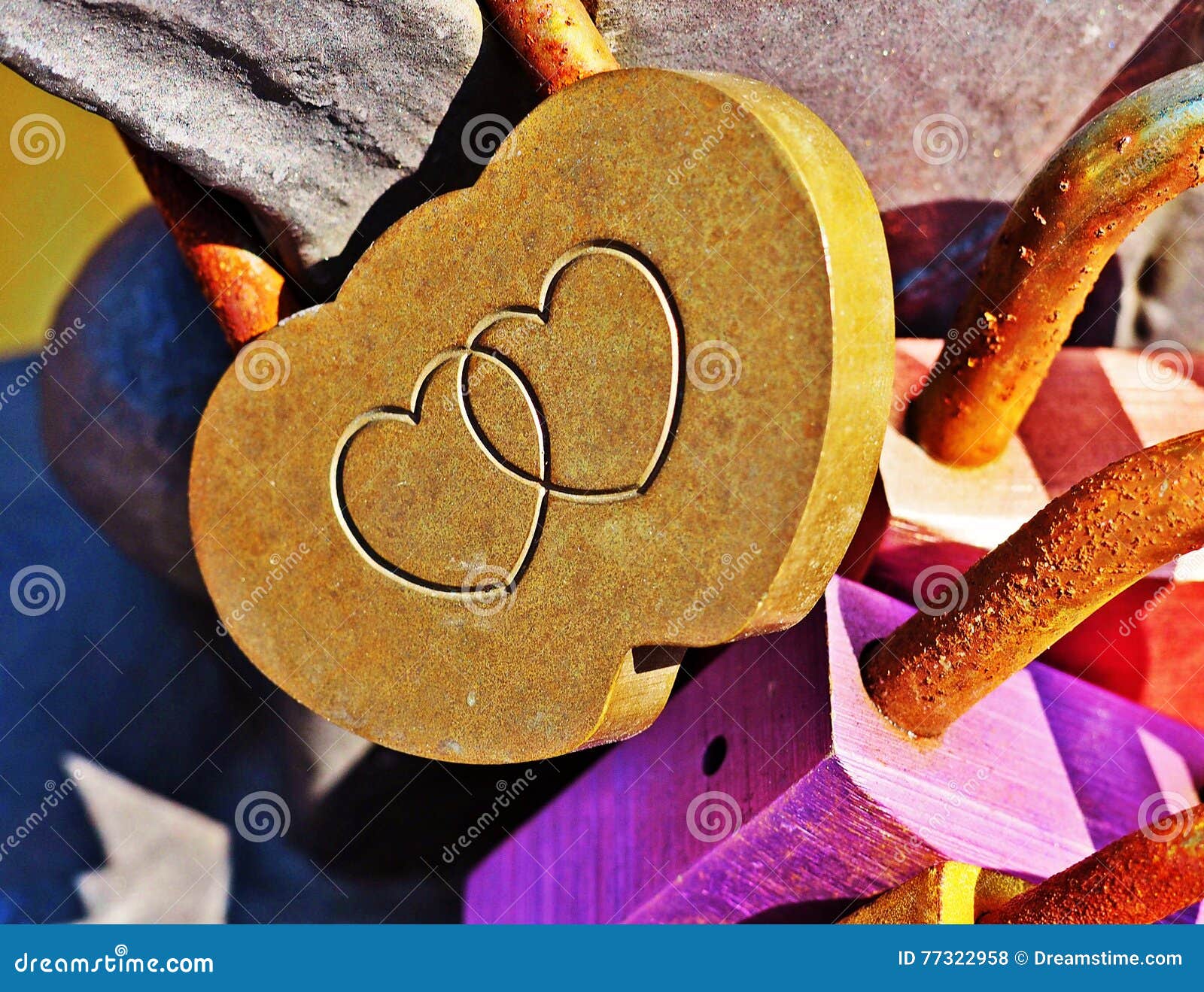 Candado Del Amor Con Dos Corazones Unidos Foto de archivo - Imagen de ...