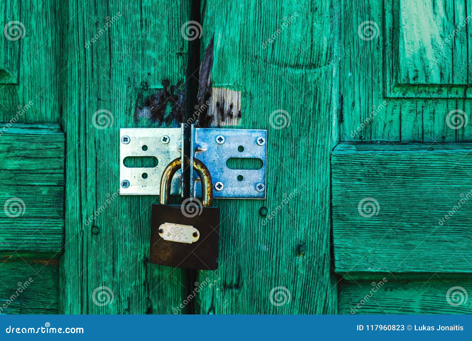 Candado verde de la puerta foto de archivo editorial. Imagen de negro ...