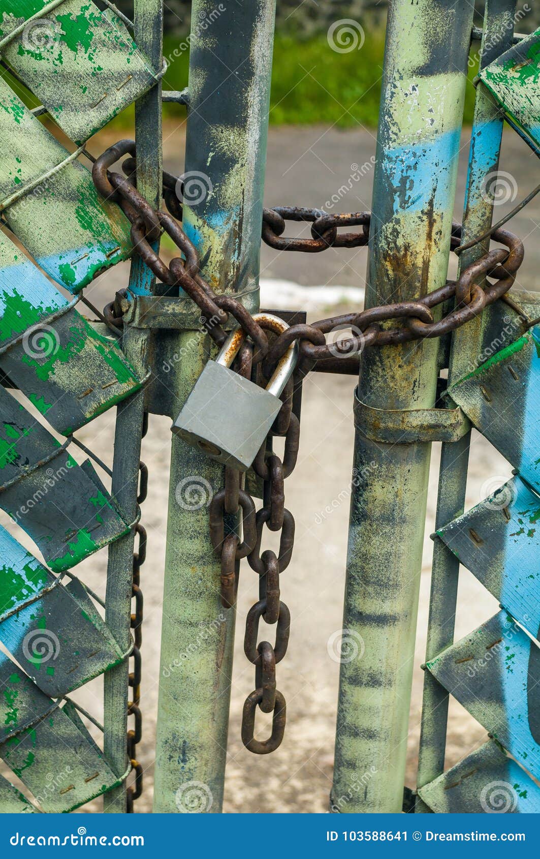 Candado y cadena imagen de archivo. Imagen de cierre - 103588641