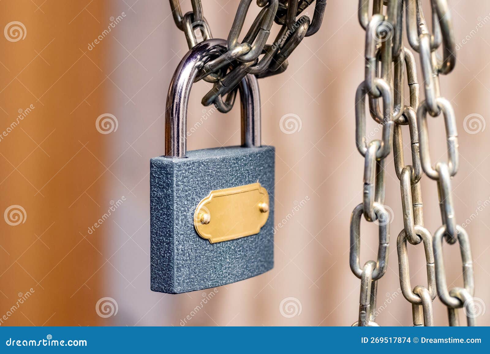 Candado Y Cadena. El Bloqueo Conecta Dos Partes De La Cadena Foto de ...