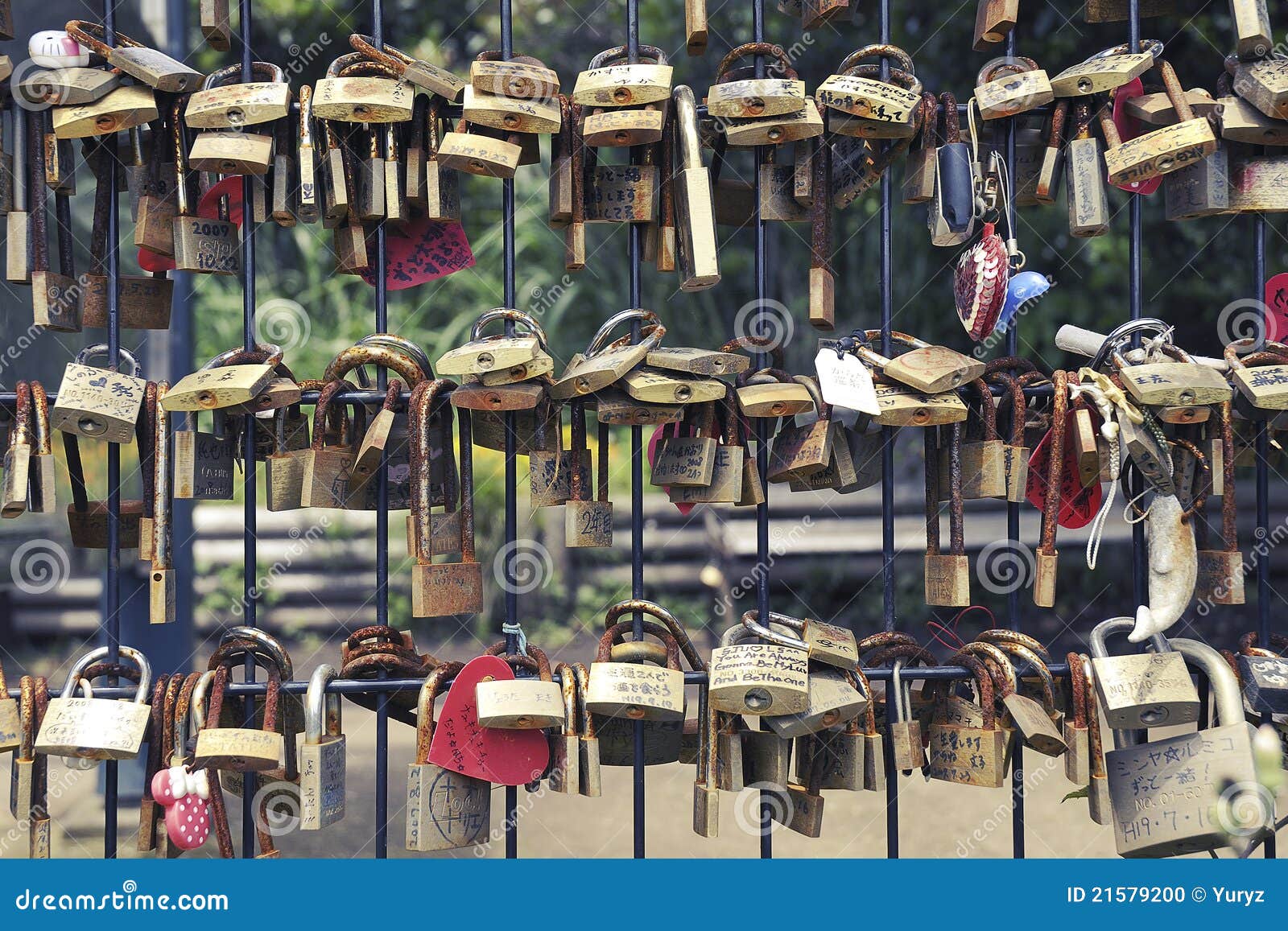Candados del amor imagen editorial. Imagen de cinta, objetos - 21579200