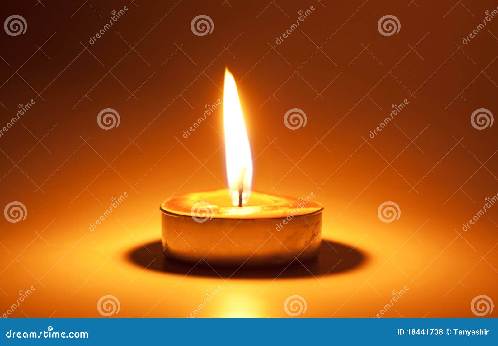 Candela Burning fotografia stock. Immagine di meditazione - 18441708