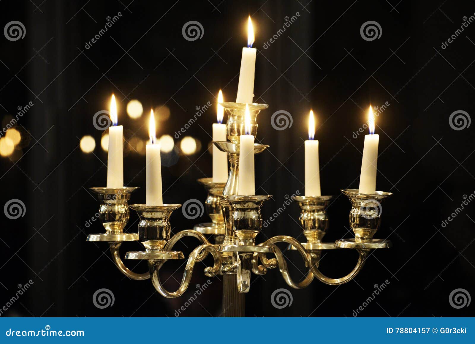 Candelabro Con Las Velas Ardientes Blancas, Palmatoria Imagen de ...