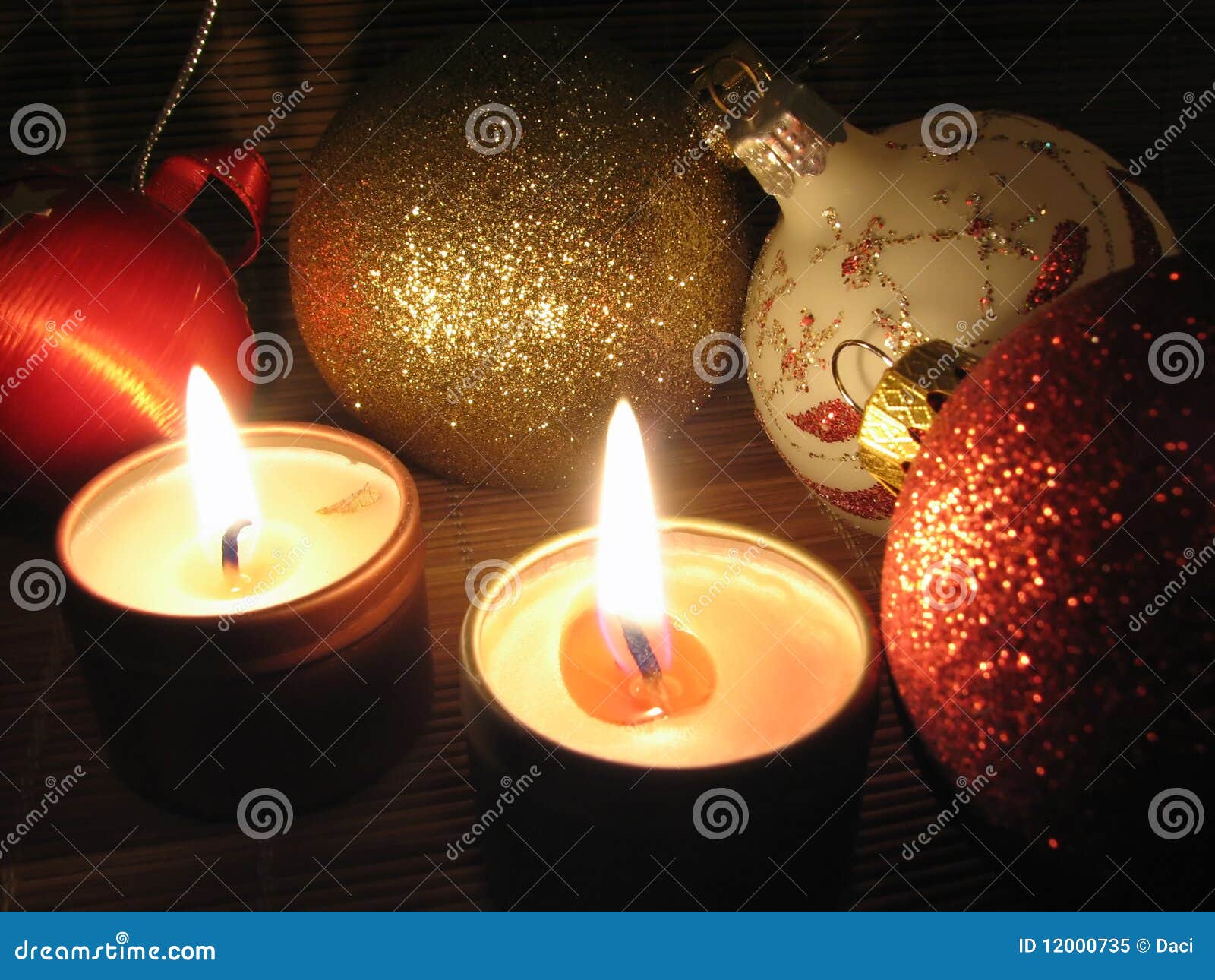 Candele Burning Sulla Notte Di Natale Immagine Stock - Immagine di ...