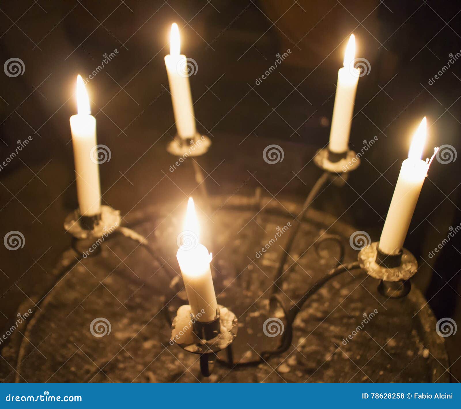 Candele in un candelabro fotografia stock. Immagine di decorazione ...