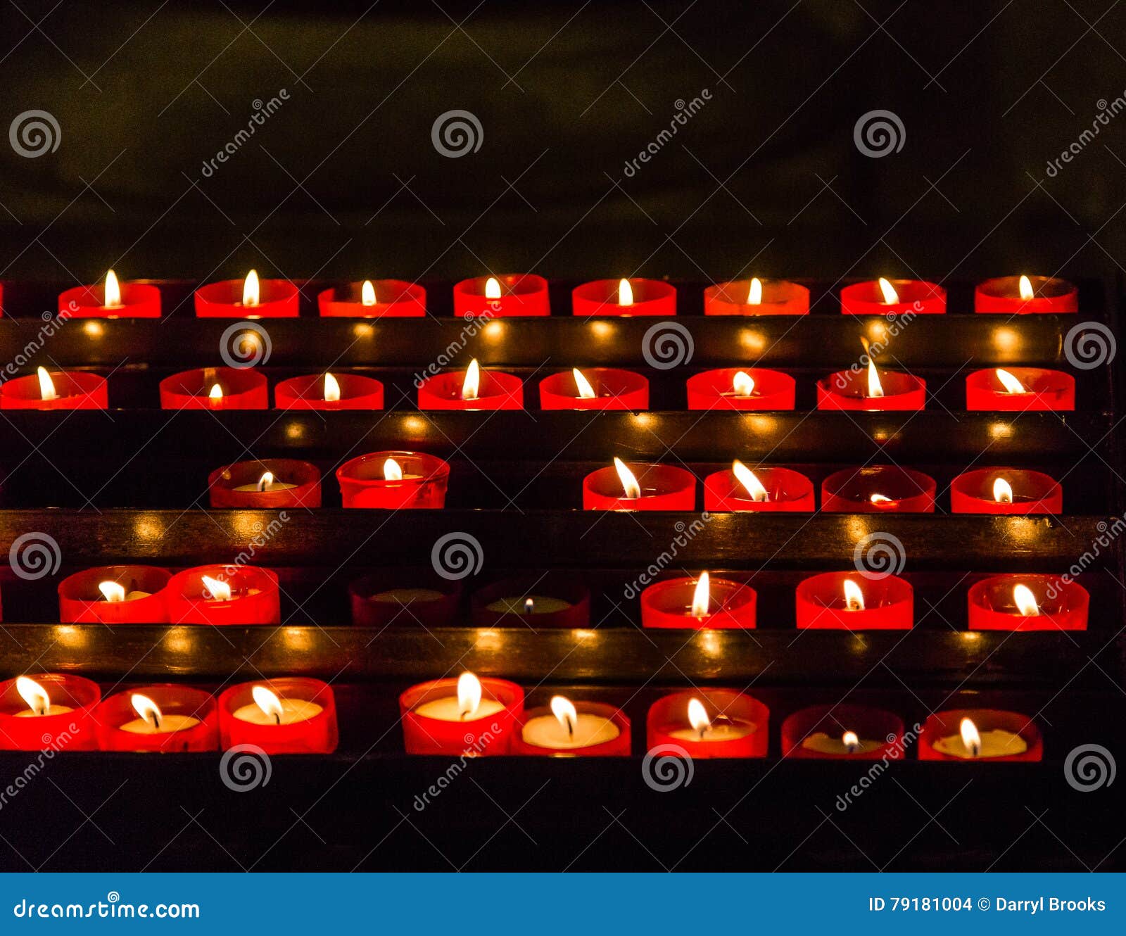 Candele votive in chiesa fotografia stock. Immagine di luce - 79181004
