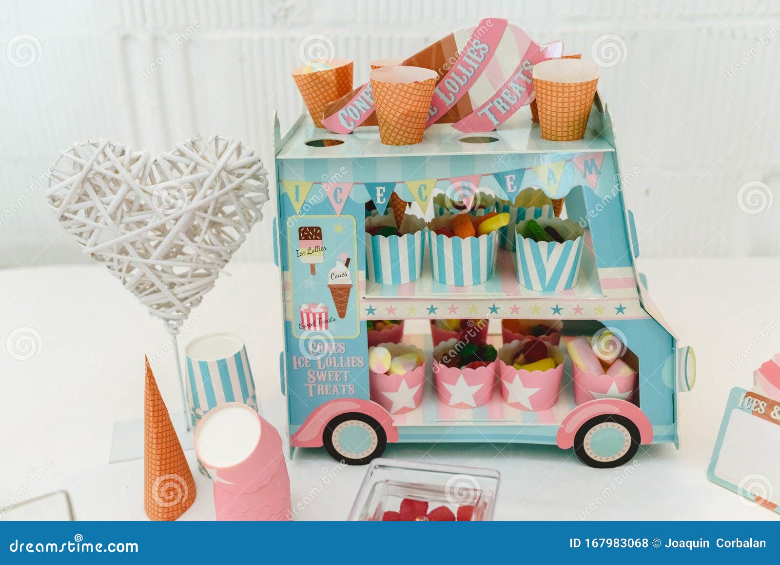 Candy Bar Shaped Like a Bus, Decorated with Pink Tones 库存照片 - 图片 包括有 详细 ...