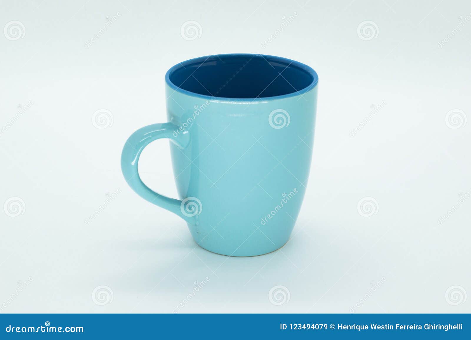 Caneca azul isolada imagem de stock. Imagem de vazio - 123494079