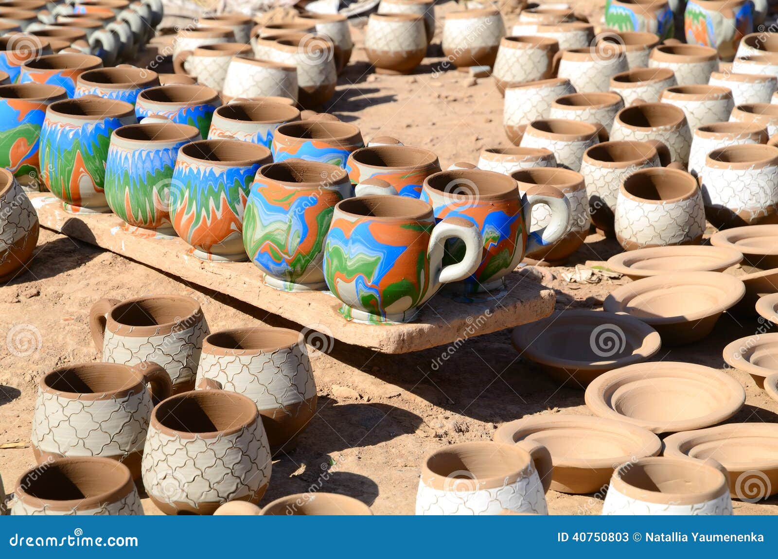 Canecas da argila imagem de stock. Imagem de bacia, cerâmico - 40750803